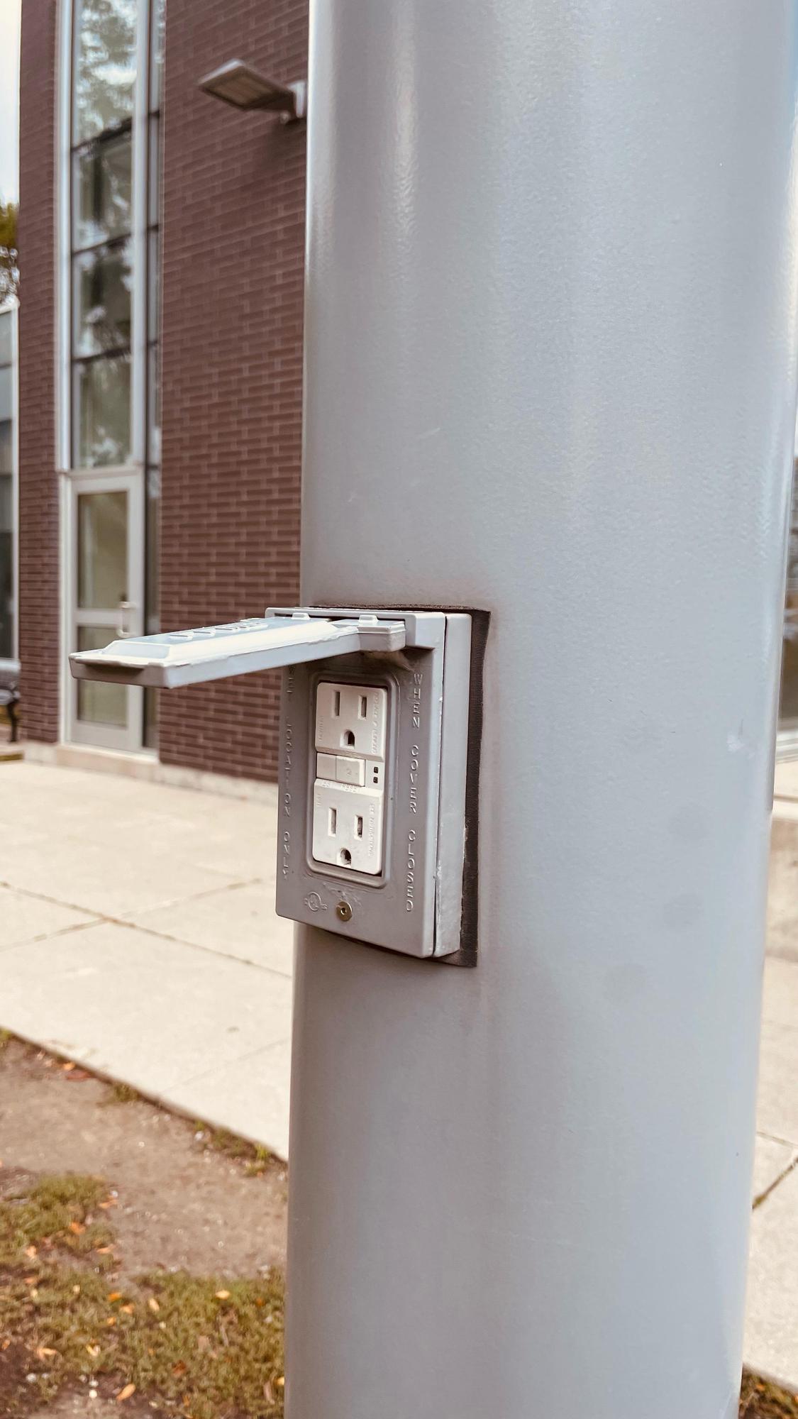 Burnhamthorpe Library | Mississauga, ON | EV Station