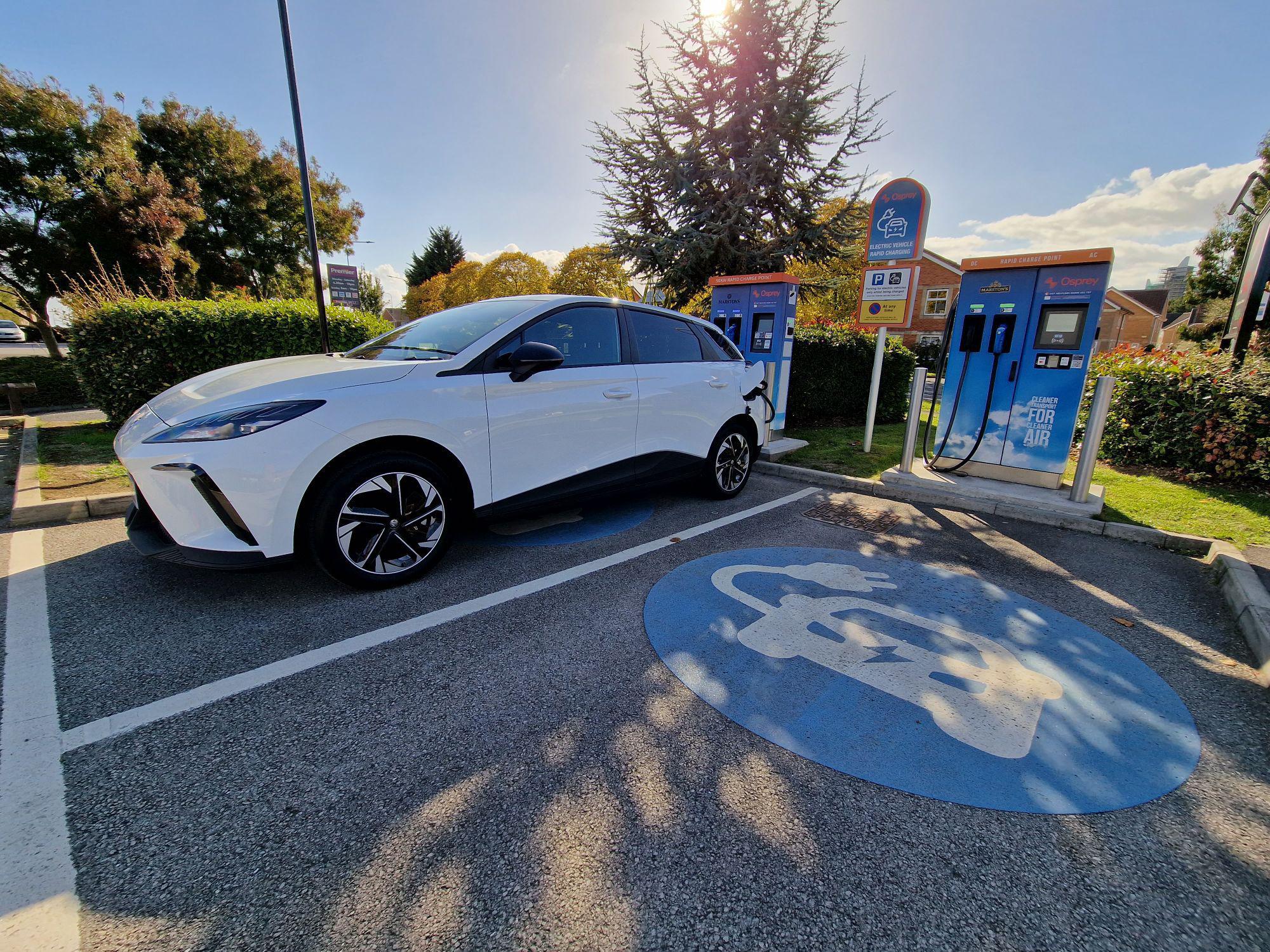 Three Crowns Hull | Victoria Park, Hull, HU9 1PW, UK | EV Station