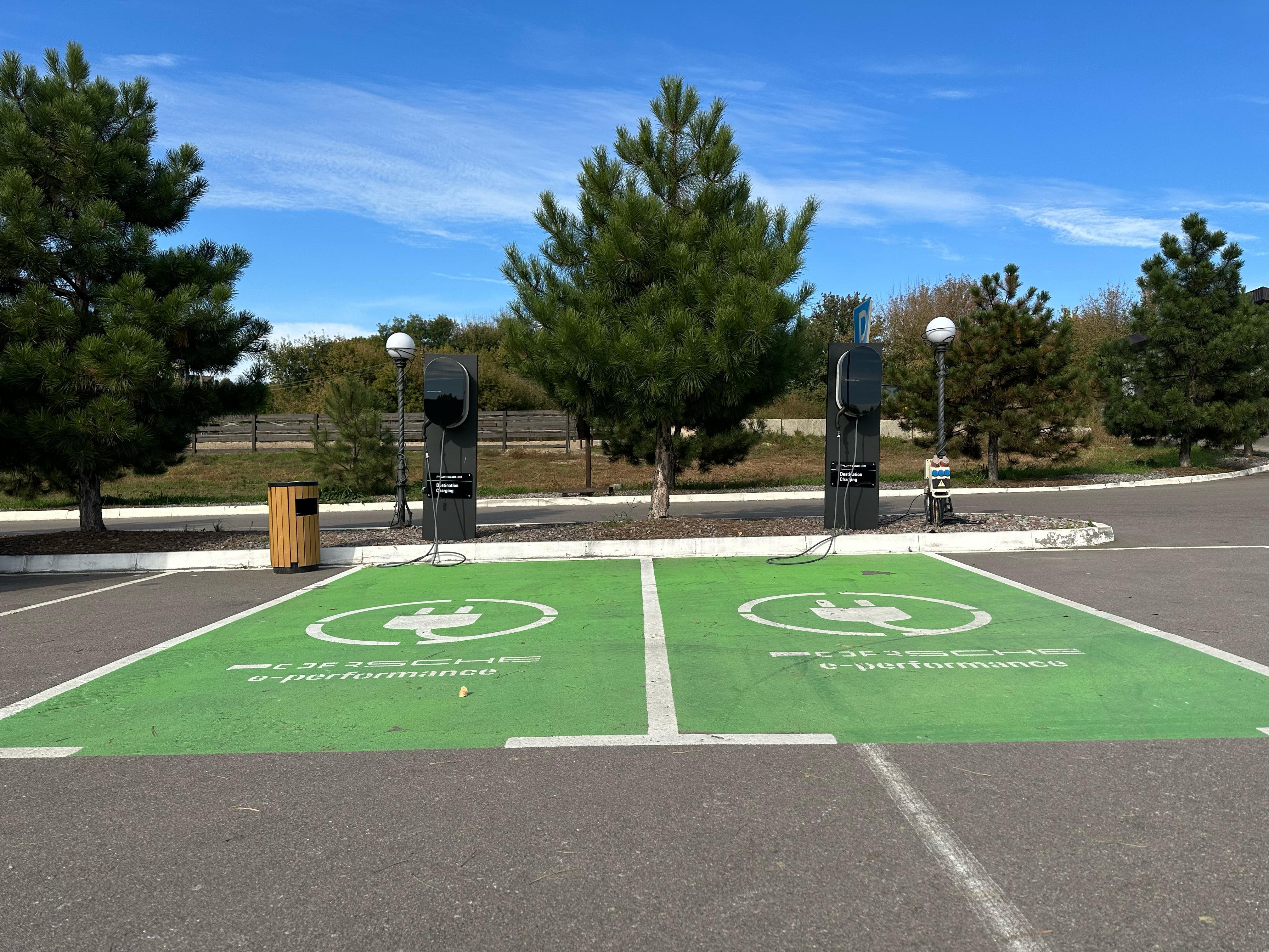 Equides Club | Lisnyky, Kyivs'ka oblast | EV Station