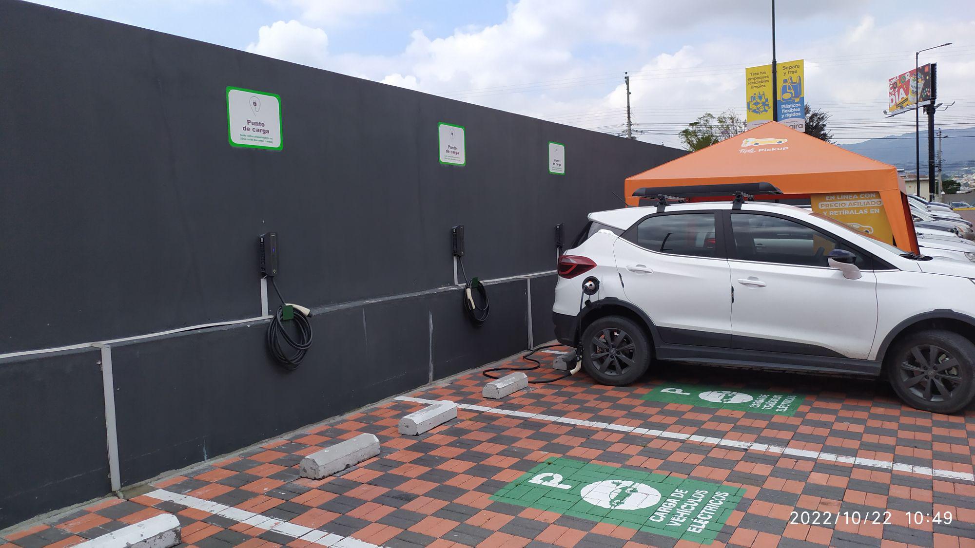 Supermaxi Plaza San Gabriel | Quito, Pichincha | EV Station