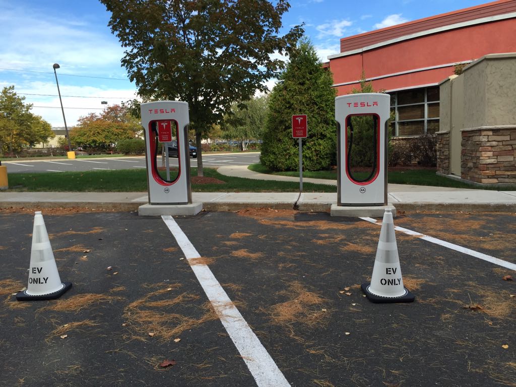 Corbins Corner Shopping Center | West Hartford, CT | EV Station