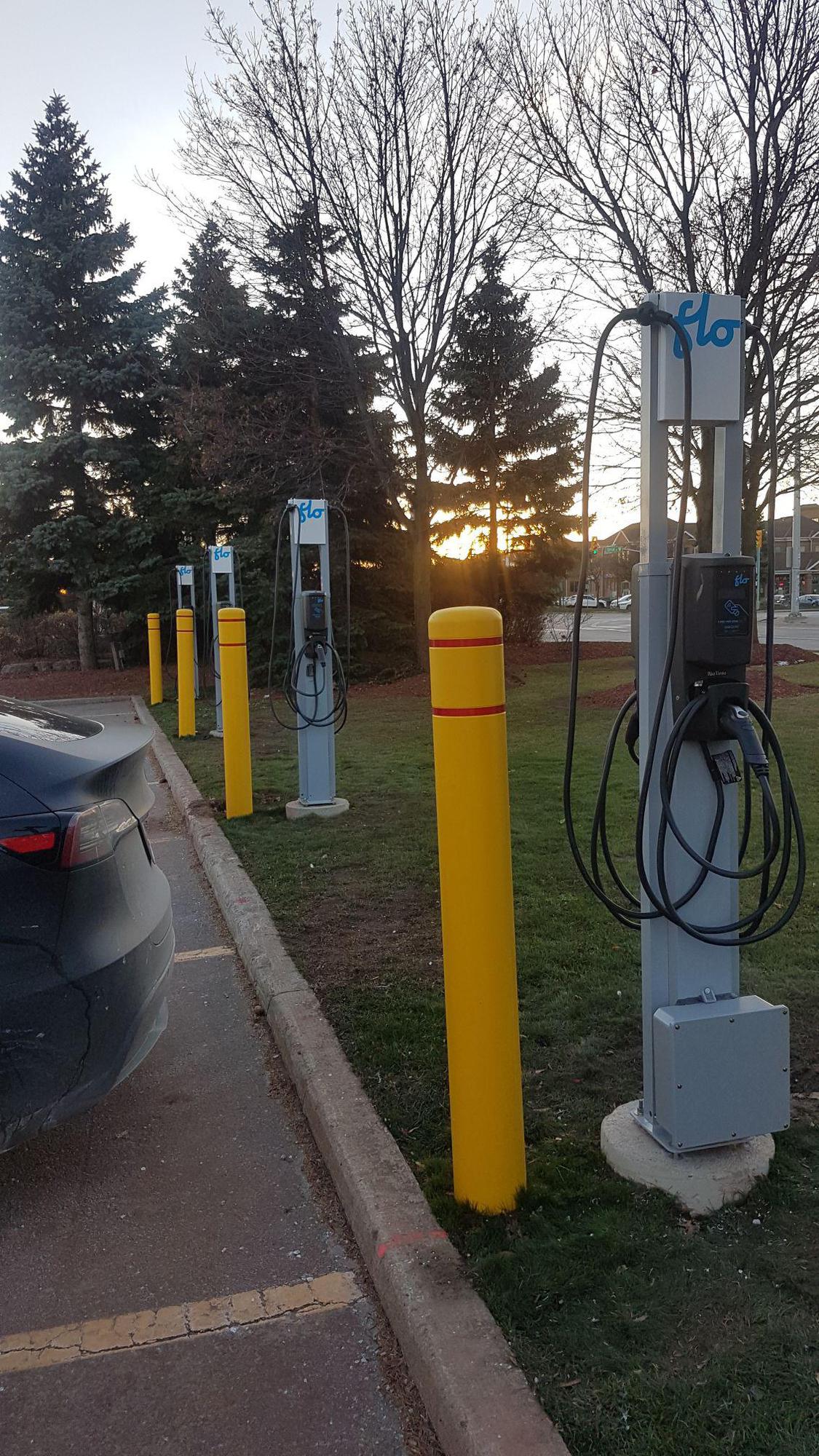 Dorval Crossing East | Oakville, ON | EV Station