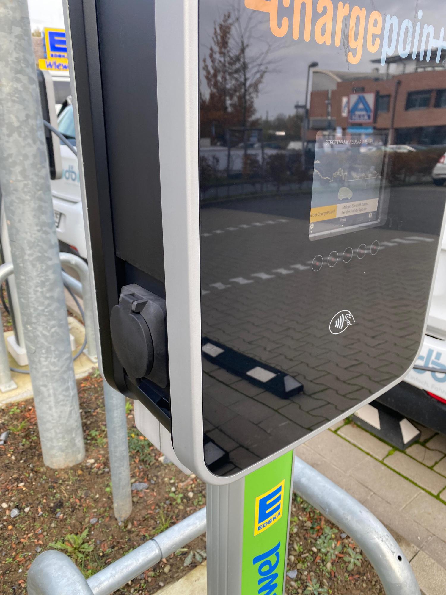 ChargePoint Network L. Stroetmann Lebensmittel | Münster, NRW | EV Station