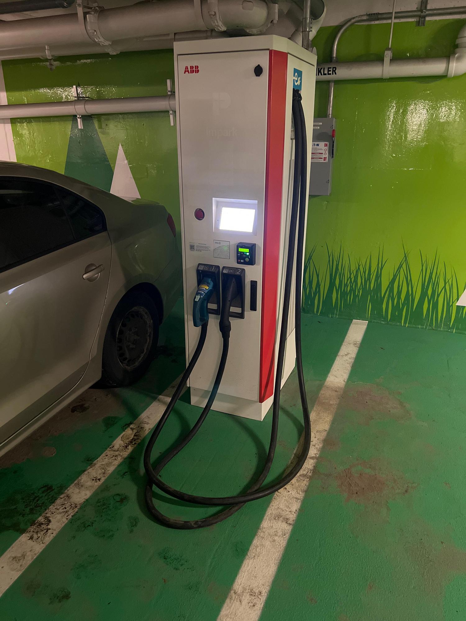 Parking Indigo Toronto - 145 King Street West | Toronto, ON | EV Station