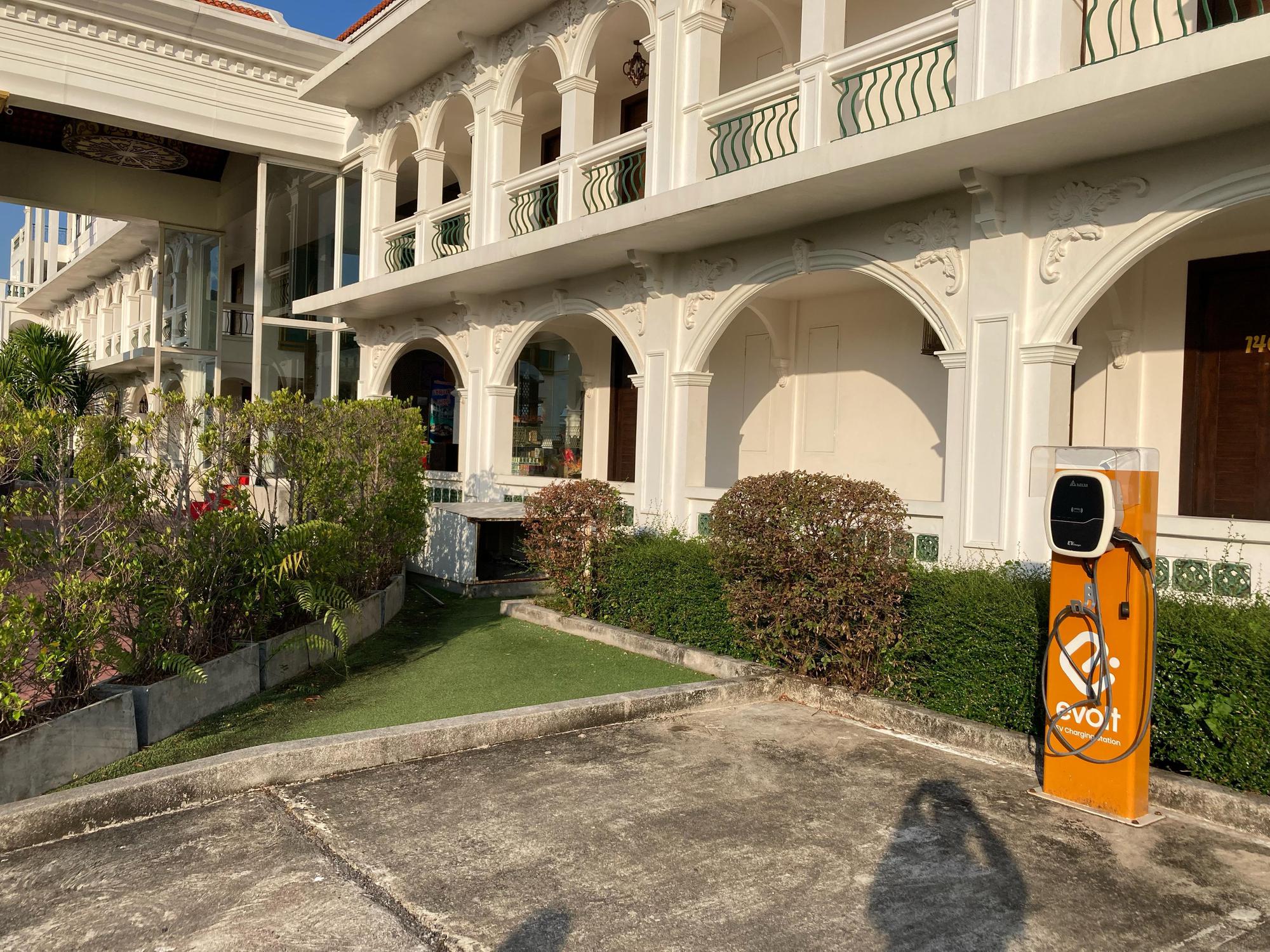 Supicha Pool Access Hotel | Ko Kaeo, จ.ภูเก็ต | EV Station