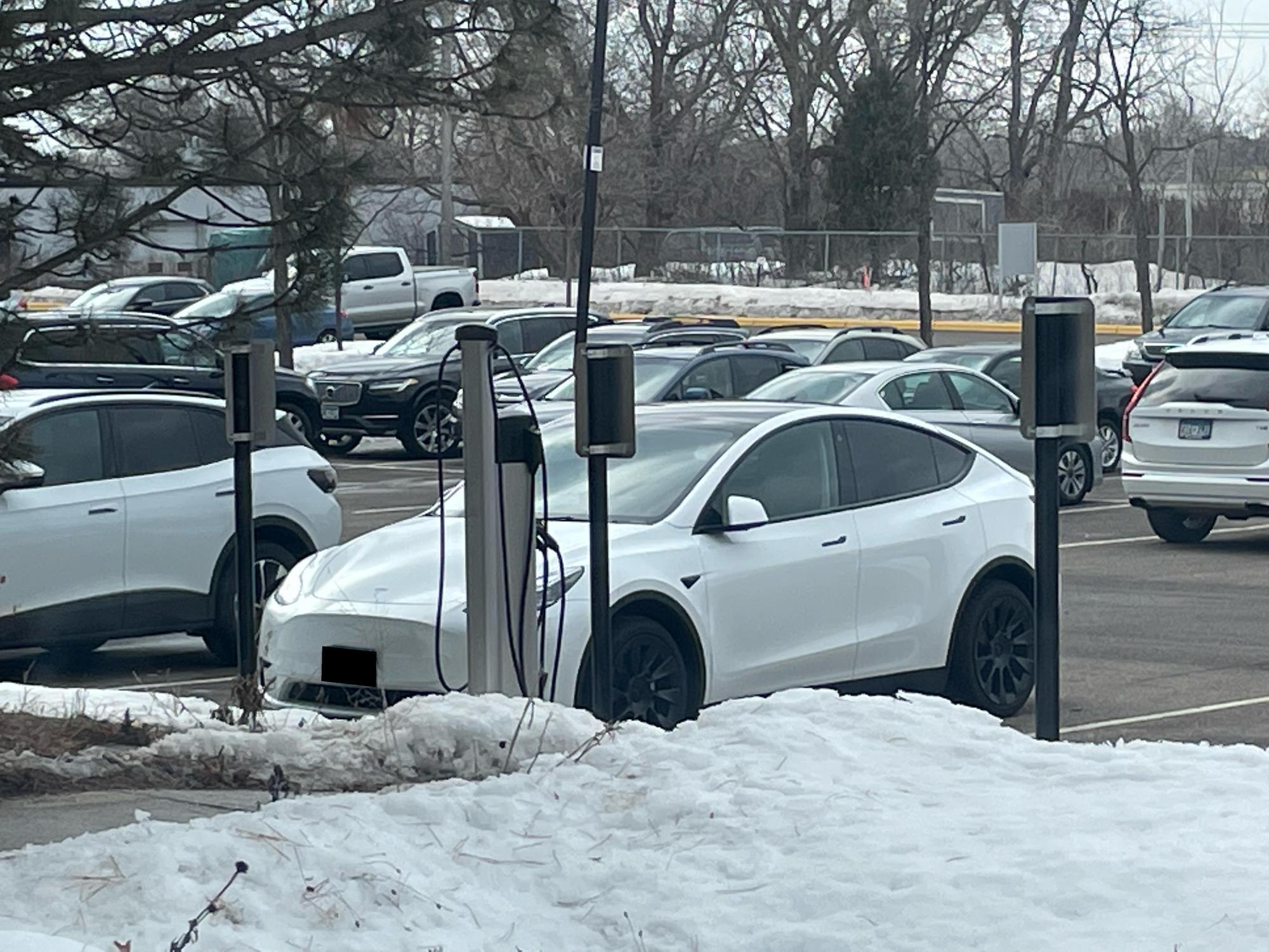 Room And Board Outlet | Golden Valley, MN | EV Station