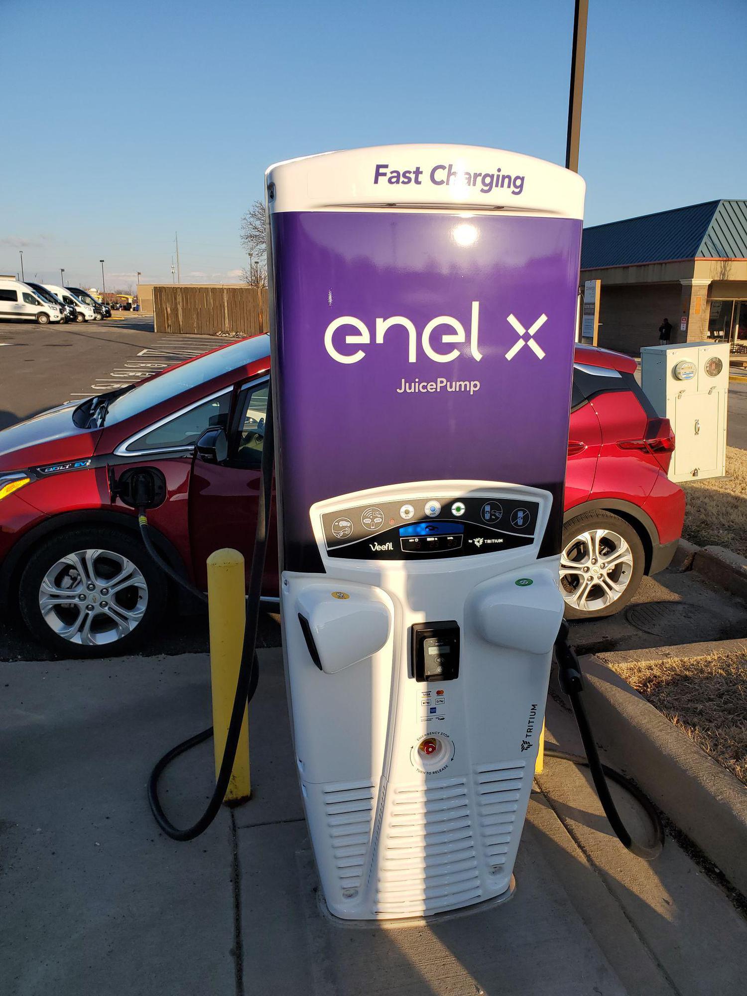 Rosana Square | Overland Park, KS | EV Station