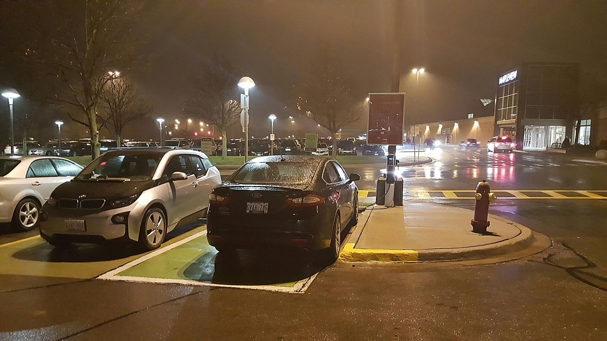 Mapleview Shopping Centre - Laura | Burlington, ON | EV Station