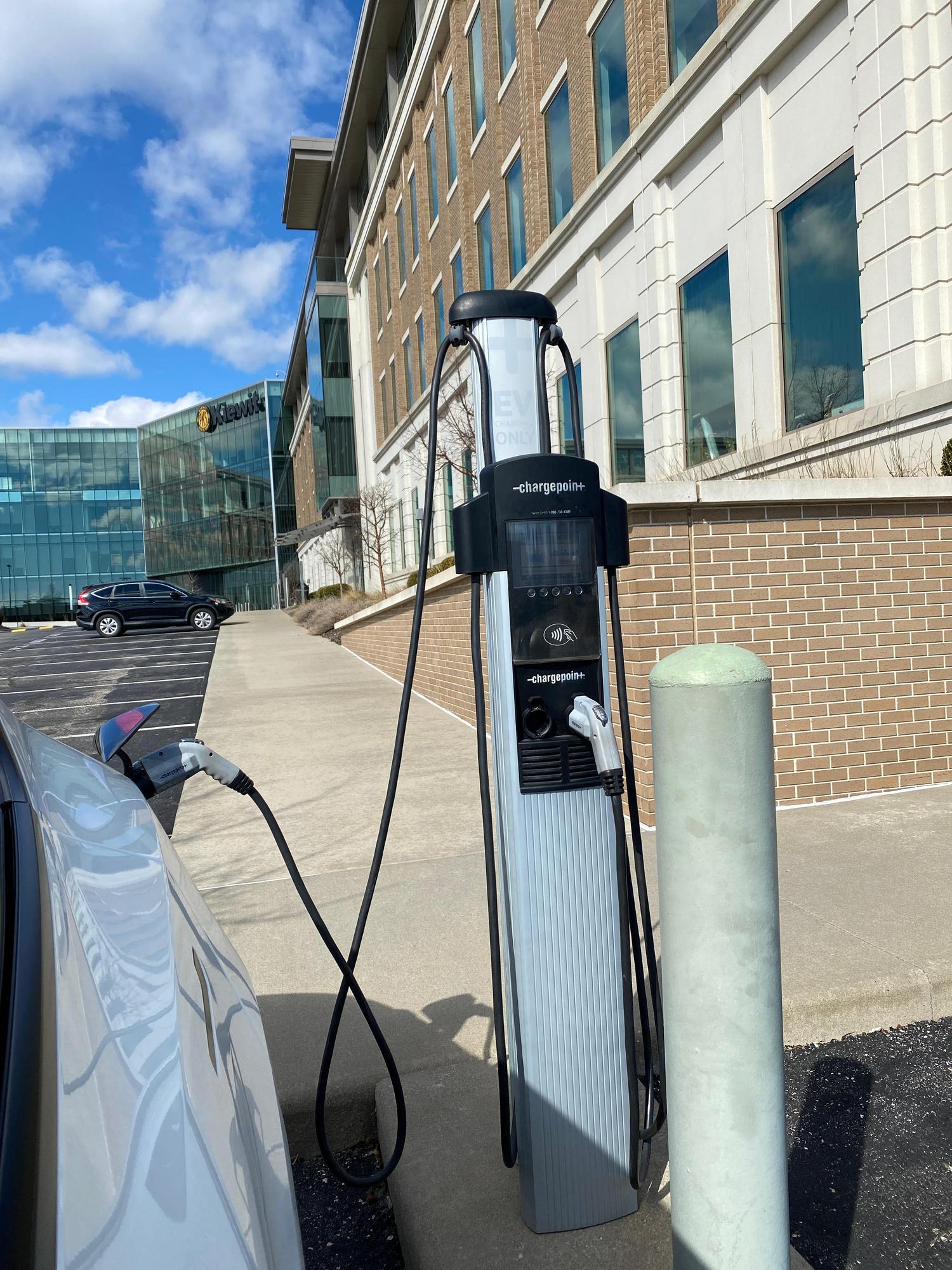 Kiewit | Lenexa, KS | EV Station