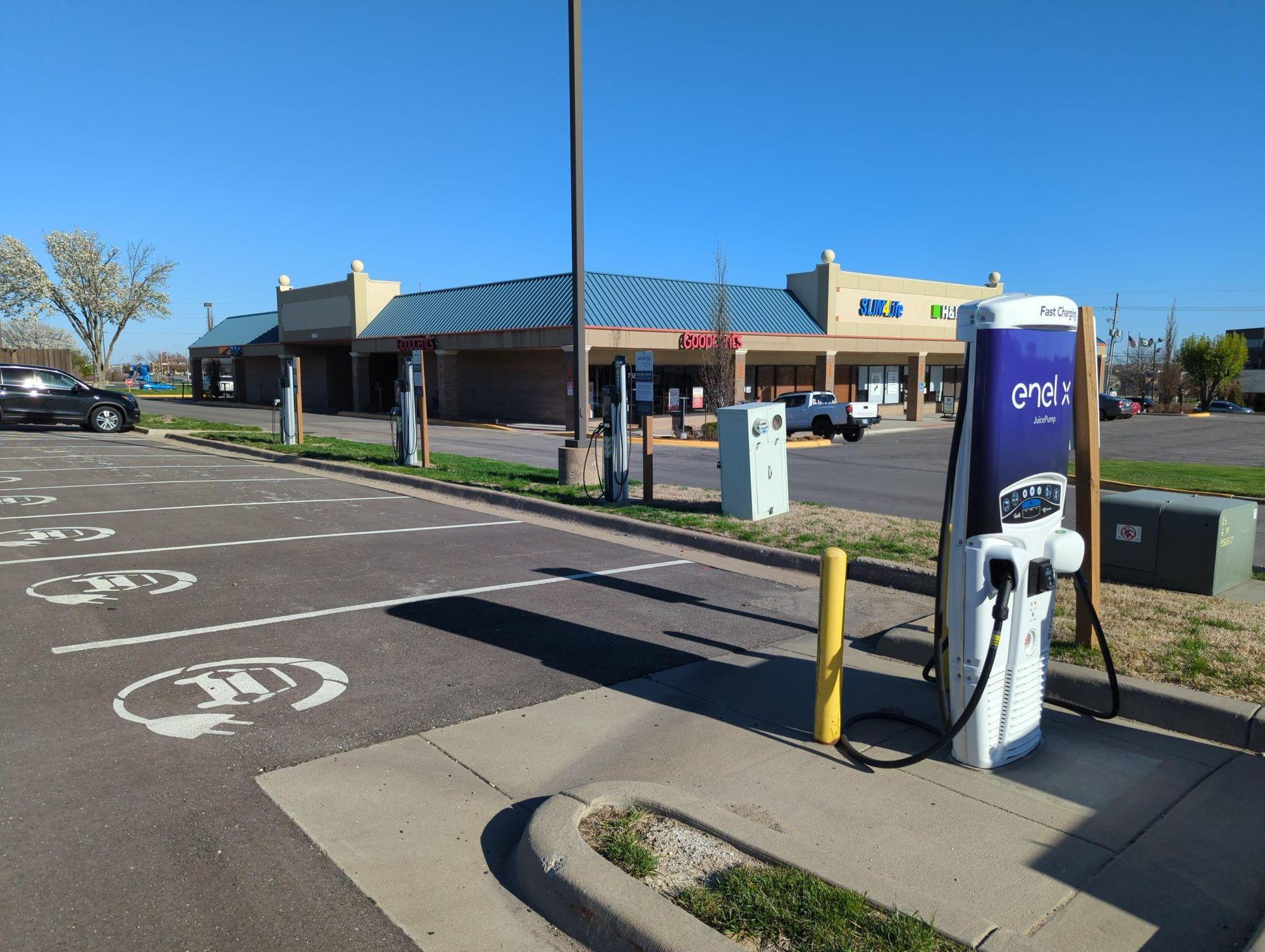 Rosana Square | Overland Park, KS | EV Station