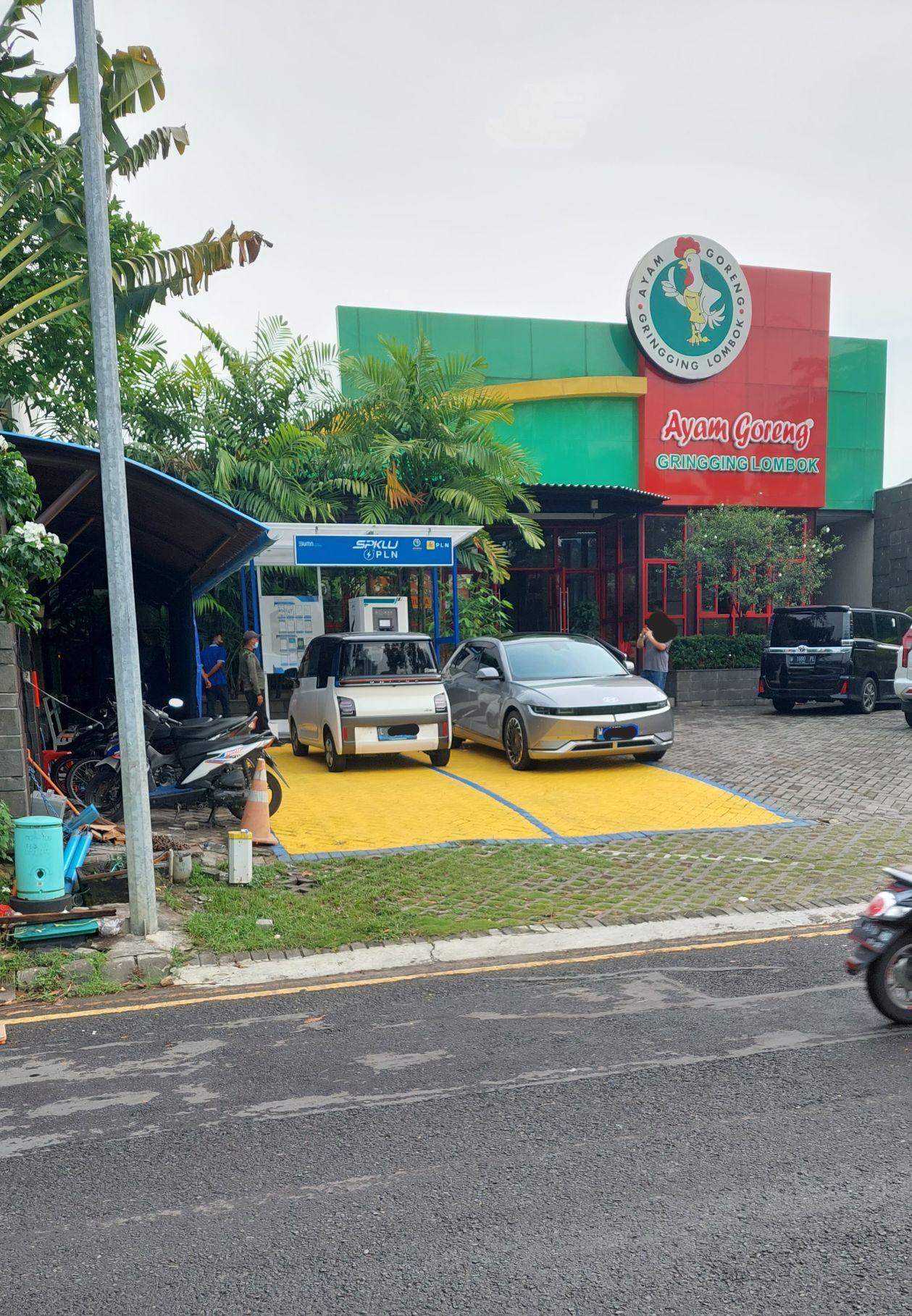 SPKLU PLN Ayam Goreng Gringging Lombok | PJ7X+G2F, Telaga Utama Road ...