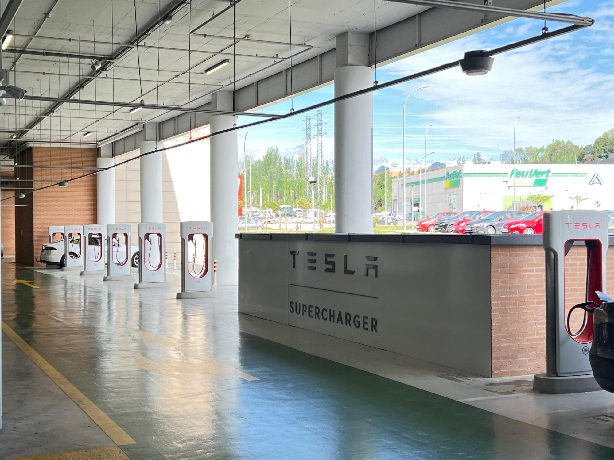 Centro Comercial La Morea | Cordovilla, NC | EV Station