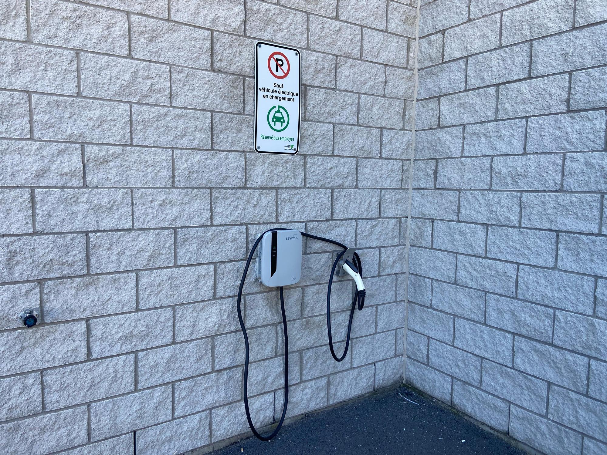 MASS Image | Laval, QC | EV Station