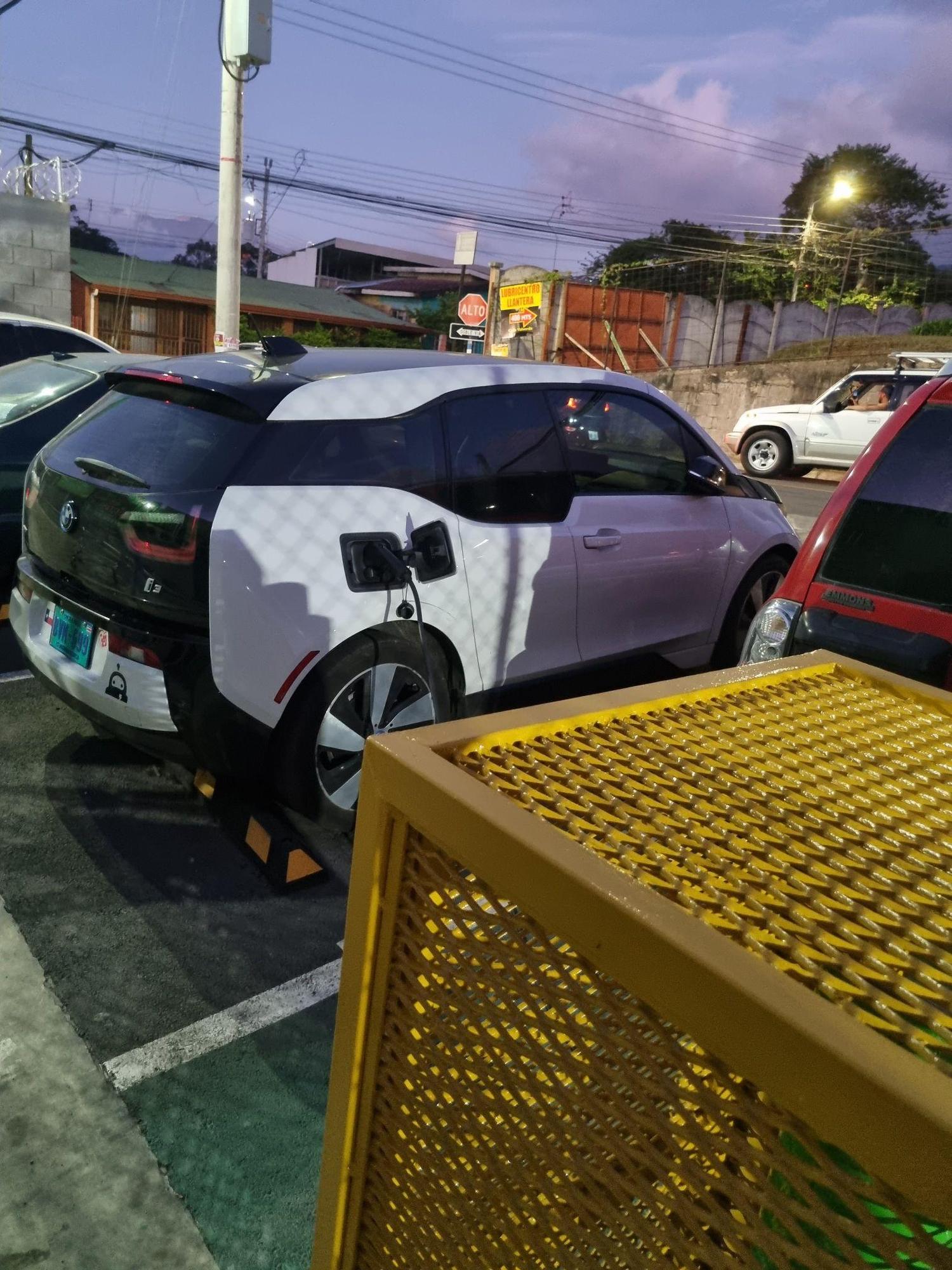 Palí Higuito | Desamparados, San José | EV Station