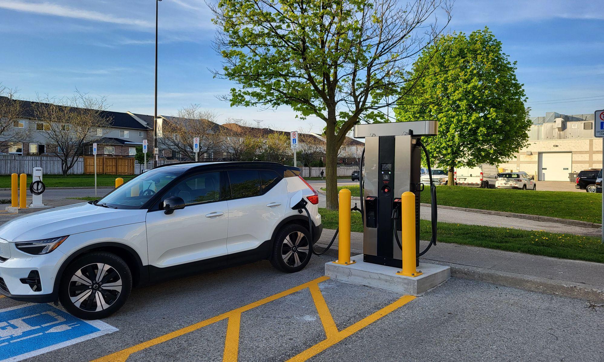 Chestnut Hill Developments Recreation Complex | Pickering, ON | EV Station