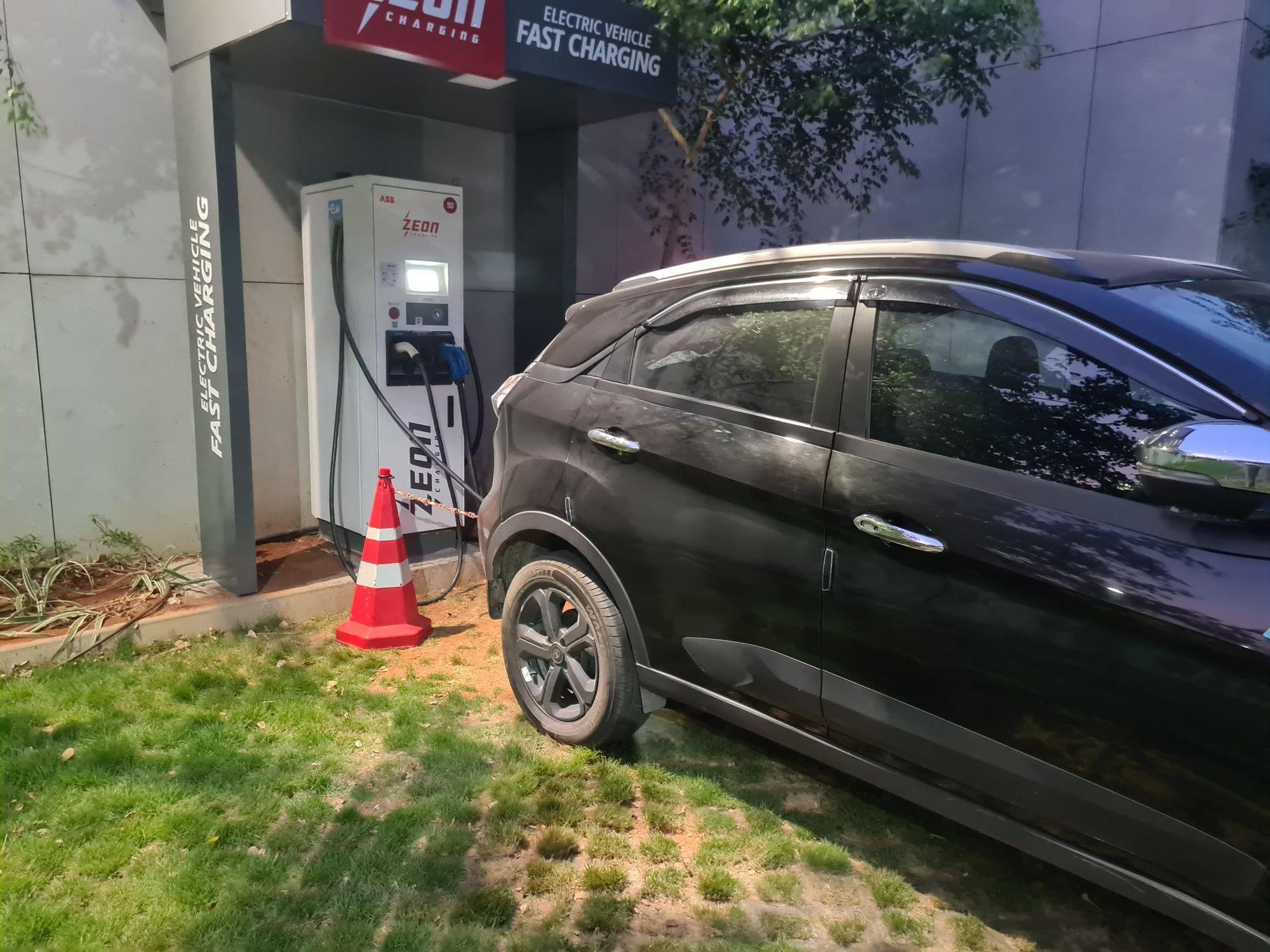 Zeon charging | DC CCS 50kW Fast charger | RMZ One Paramount | Chennai ...