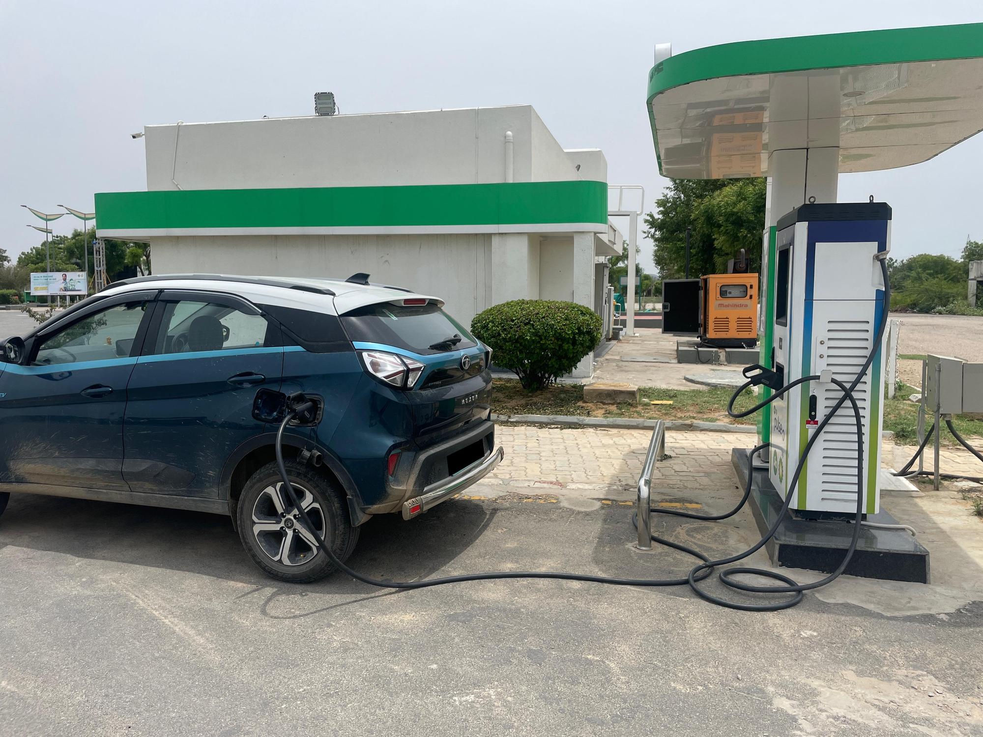 JIO Bp Mobility Station, LHS towards Delhi-Jaipur | Ladakawas, RJ | EV ...