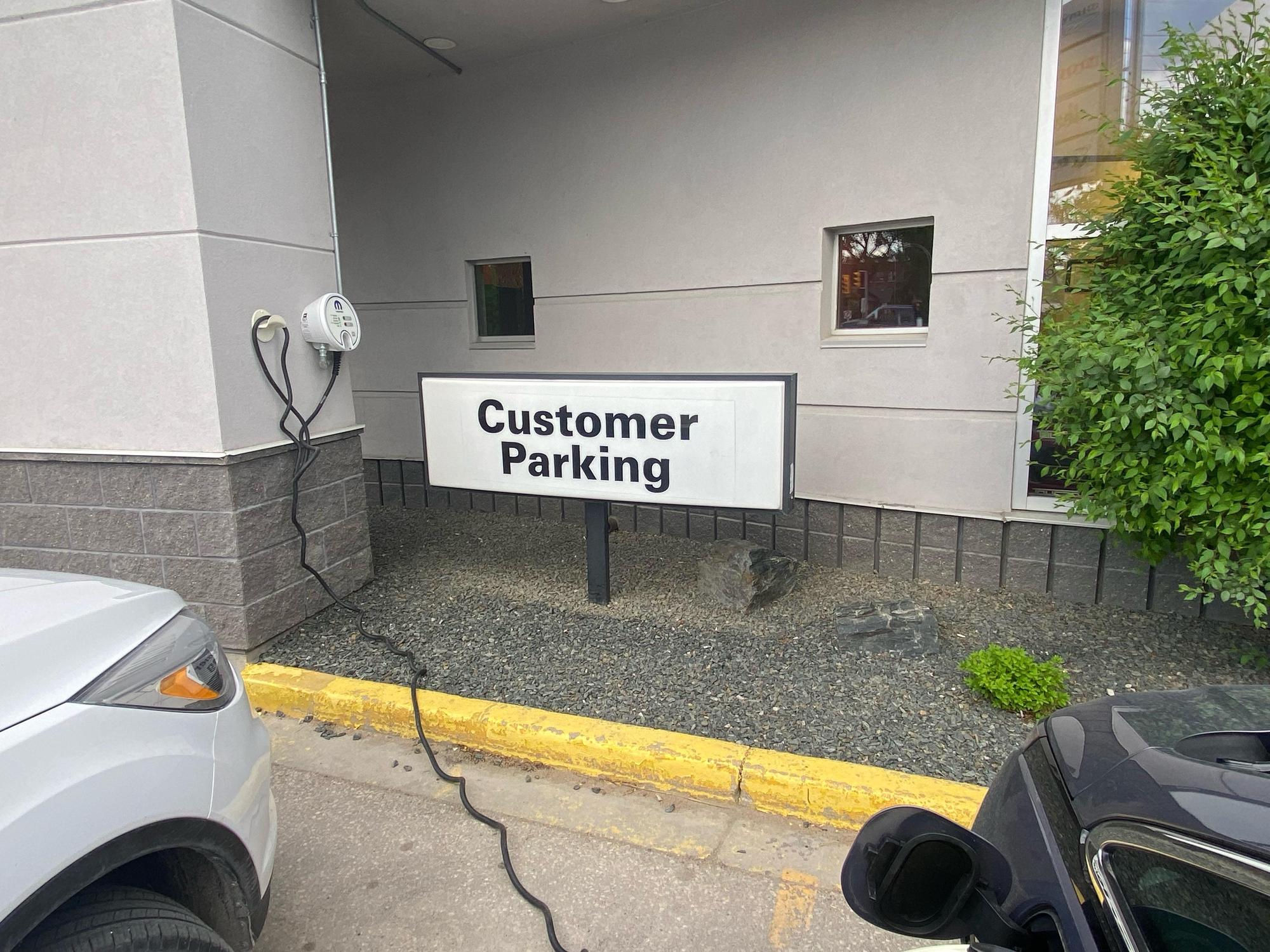 Murray Dodge Chrysler | Winnipeg, MB | EV Station