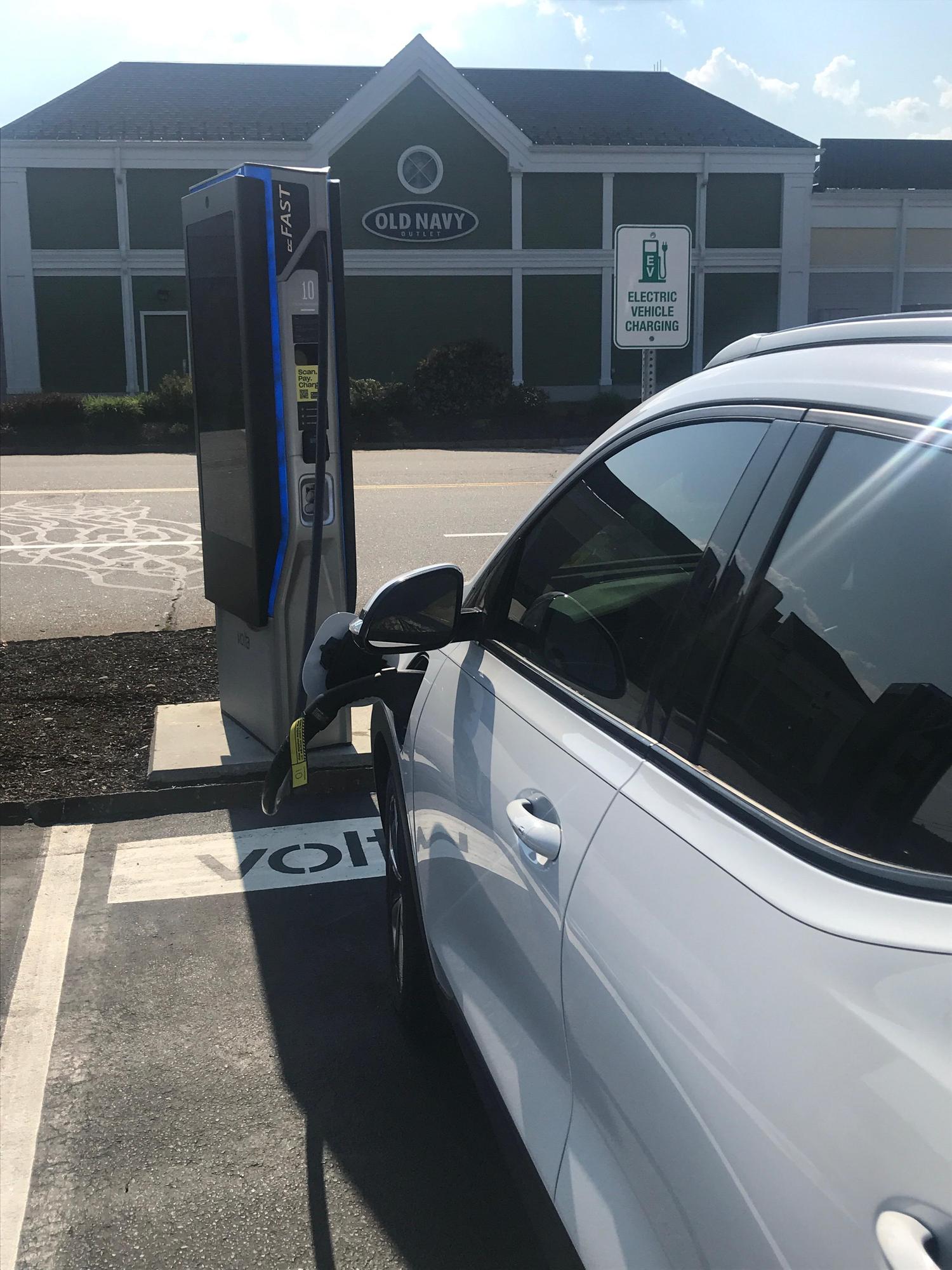 Tanger Outlets Tilton - Five Guys | Tilton, NH | EV Station