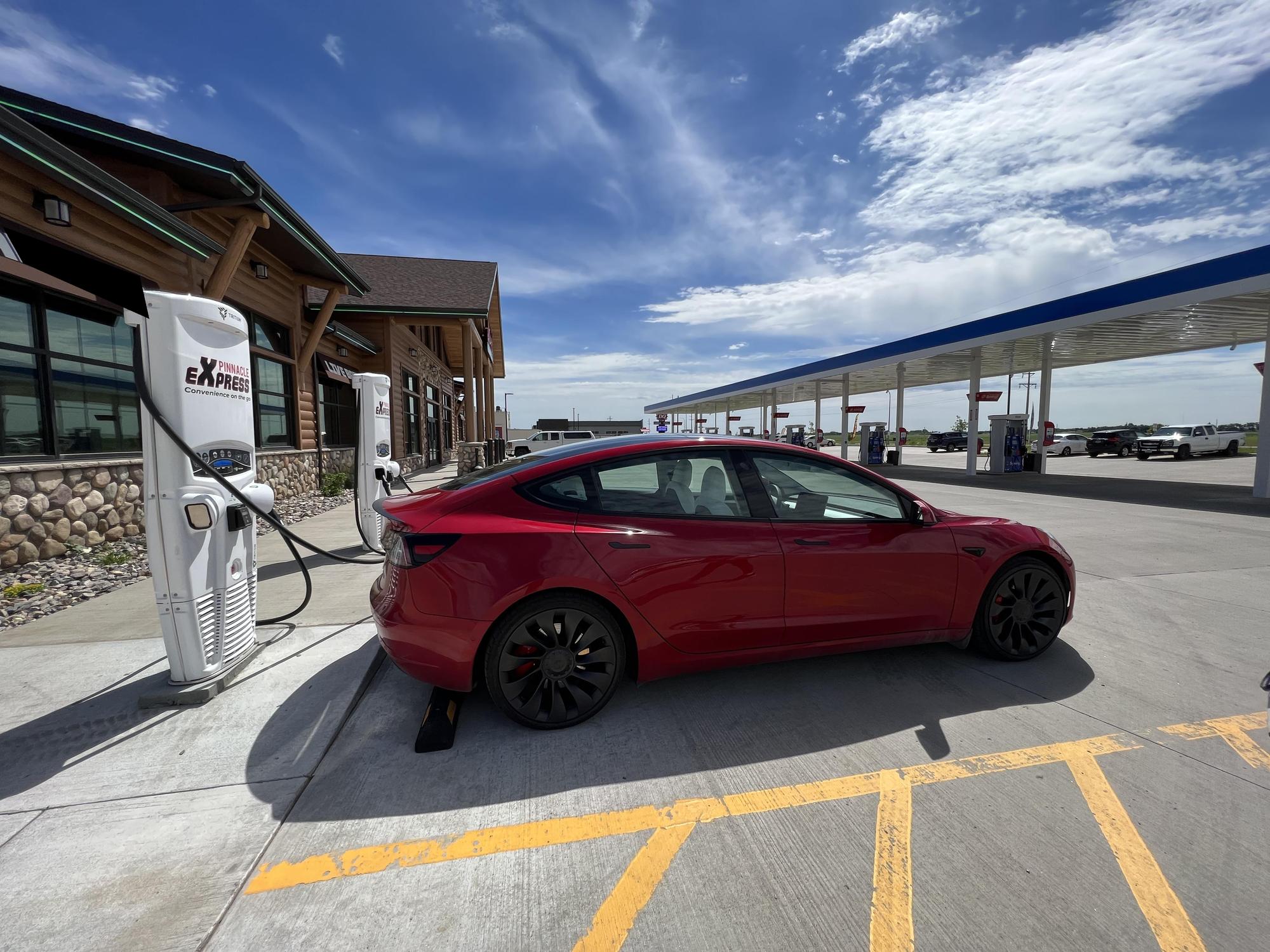 Pinnacle Express | Minot, ND | EV Station