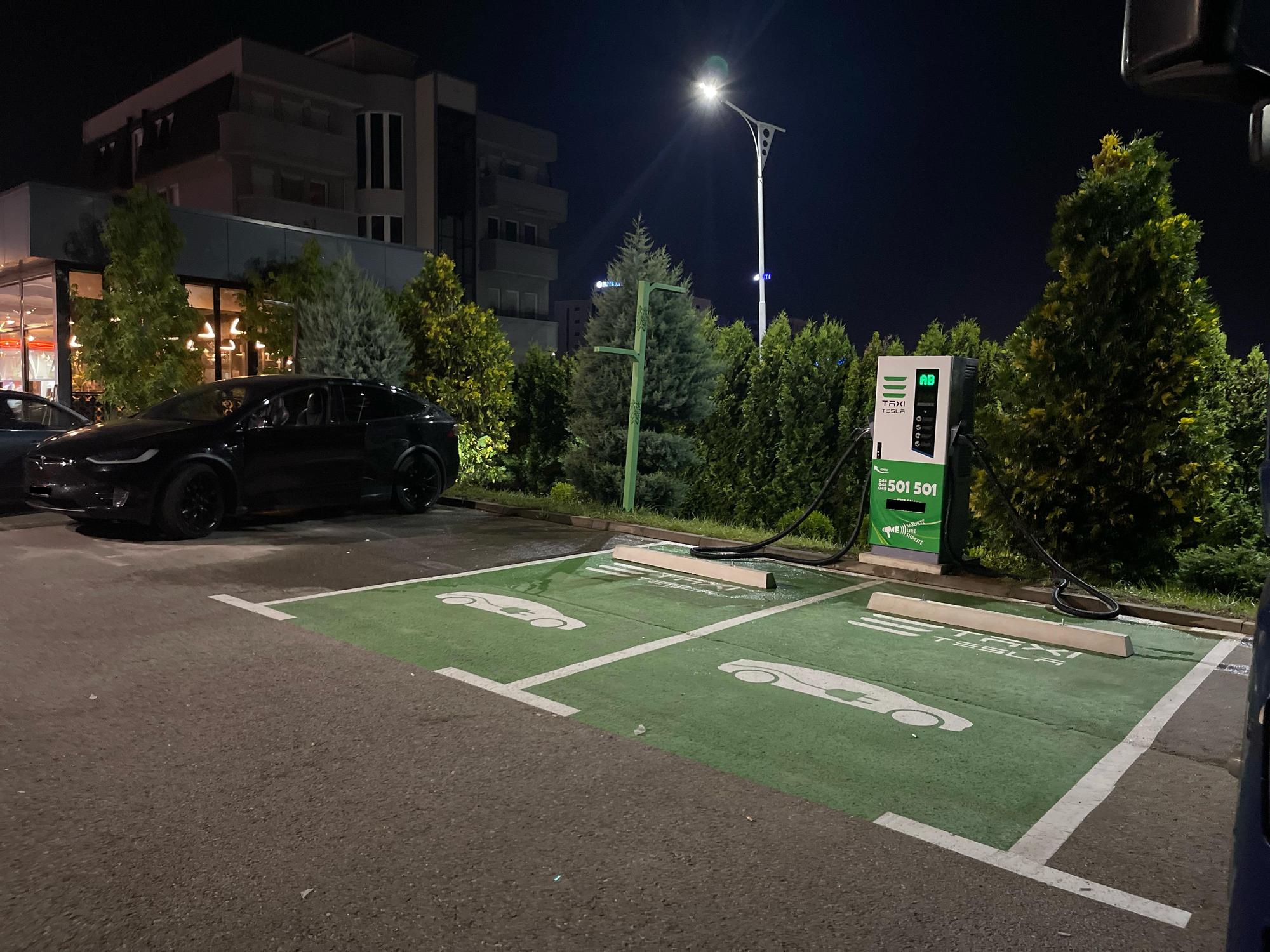 Taxi Tesla Fast Charger | M46J+G5 Pristina | EV Station