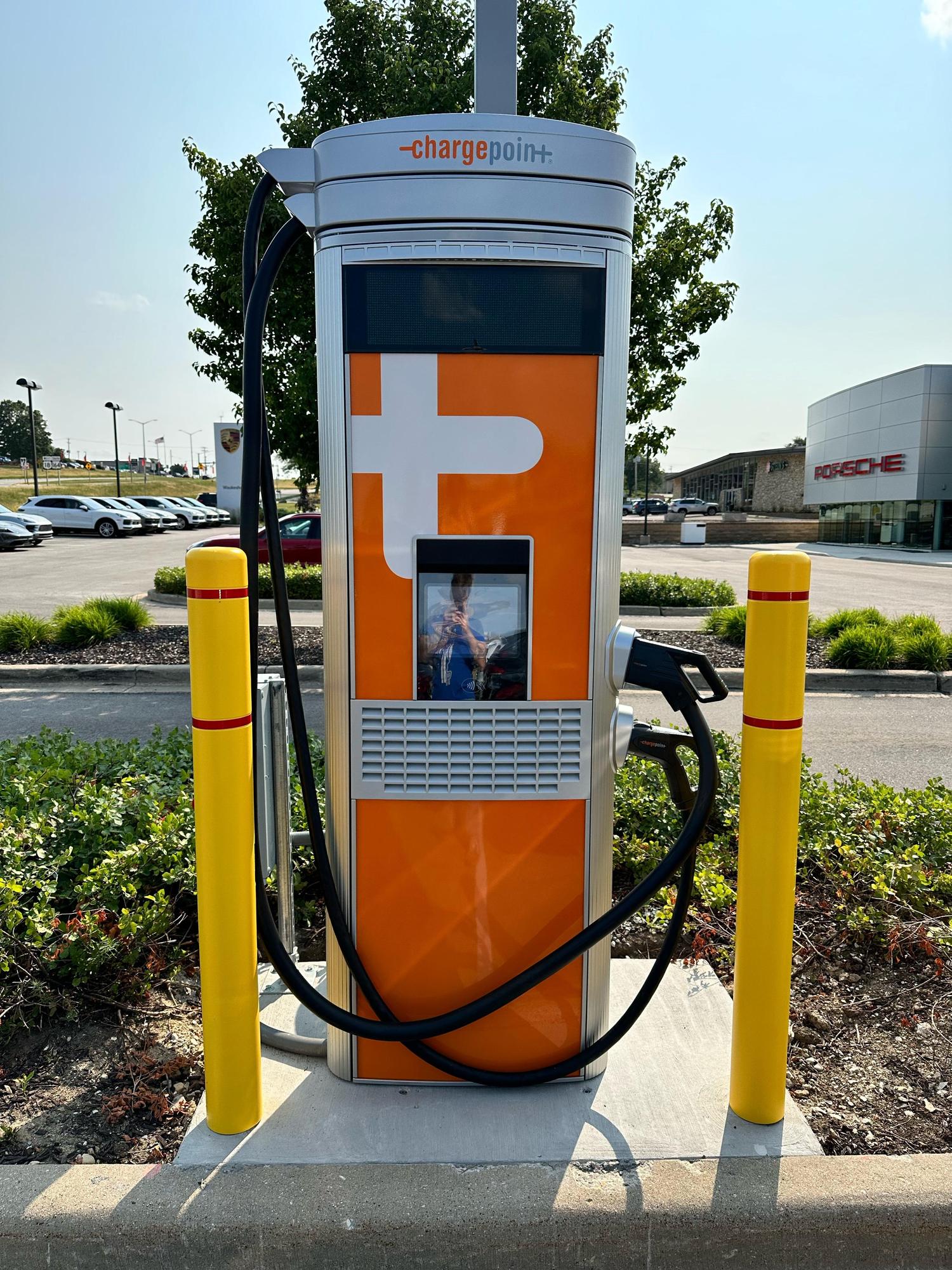 Mercedes-Benz of Elmbrook | Waukesha, WI | EV Station