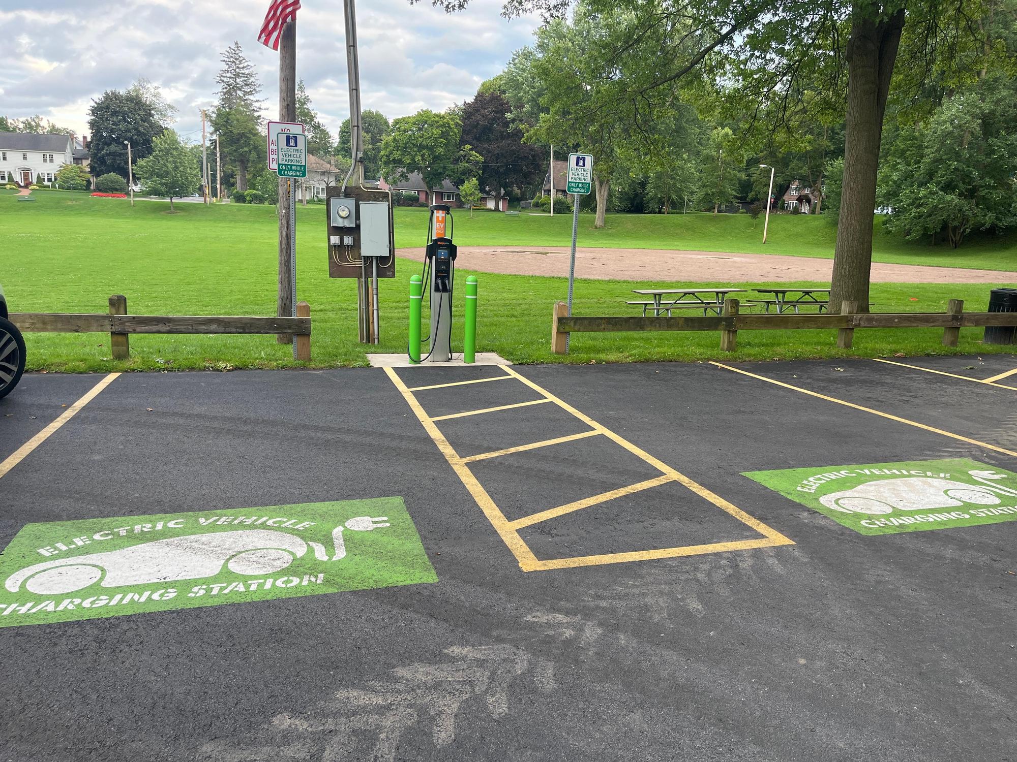 VOEASTROCHESTER EDMUND LYON PAR | East Rochester, NY | EV Station