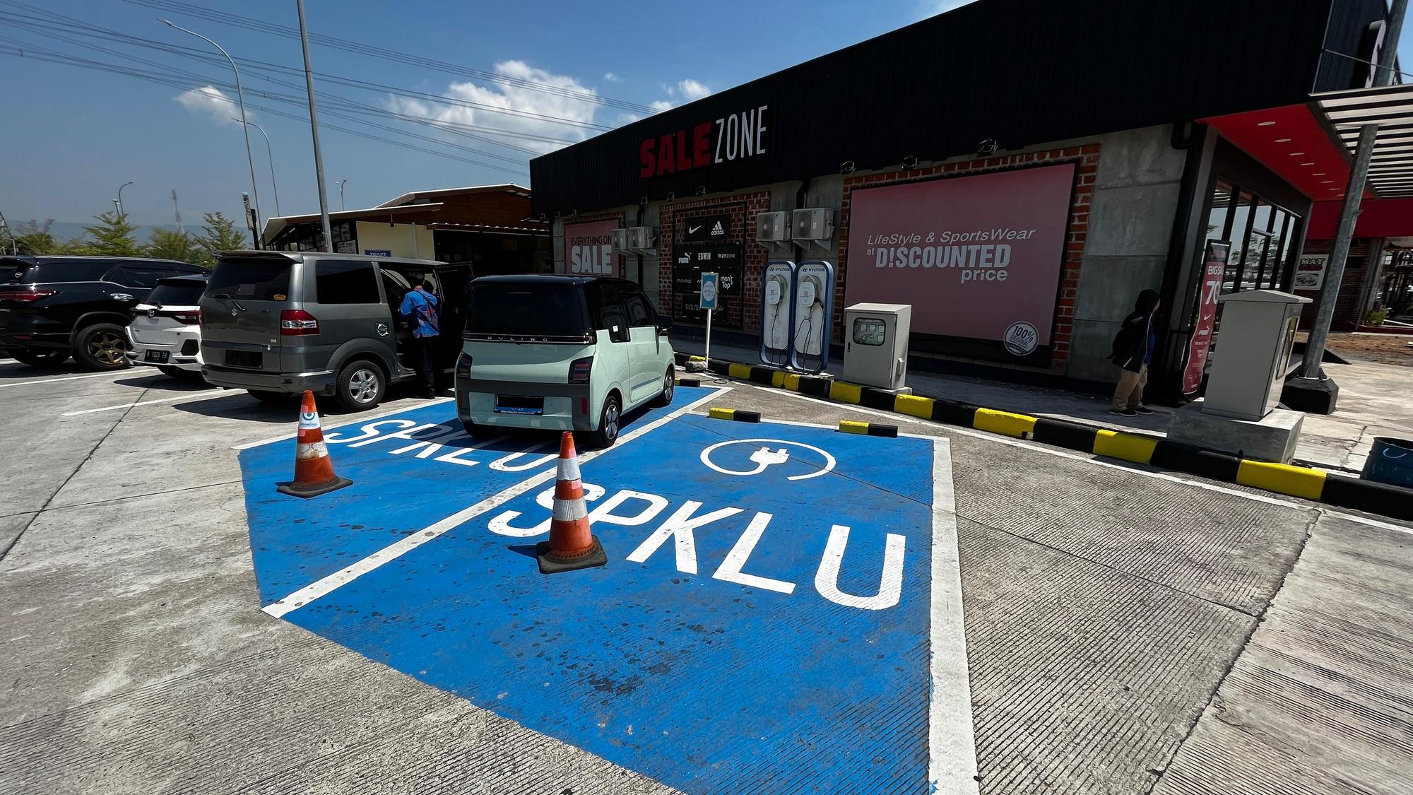 SPKLU Rest Area KM 389B (Arah Jakarta) | 2483+6GH, Jatirejo, Wungurejo, Kec. Ringinarum ...