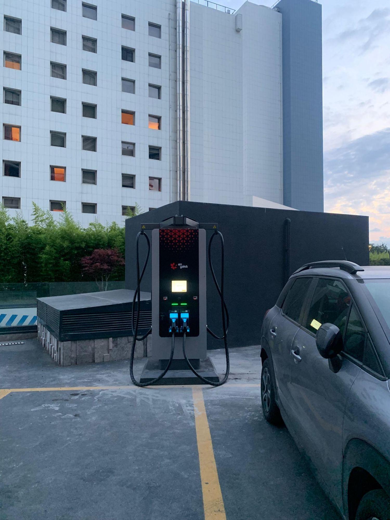 En Yakıt - Yedi Mavi (Batı - Starbucks tarafı) | 40.98086990210474, 28.902277638760314 | EV Station