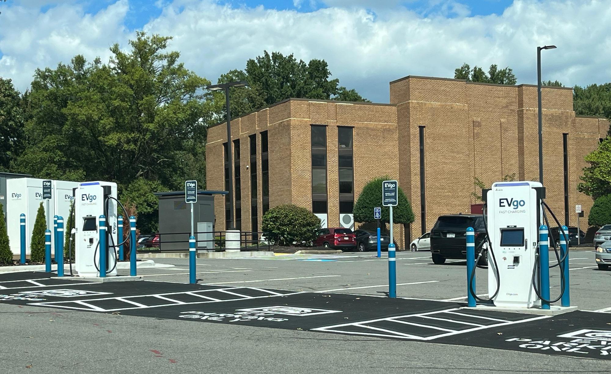 Fox Mill Shopping Center - Glory Days Grill | Herndon, VA | EV Station