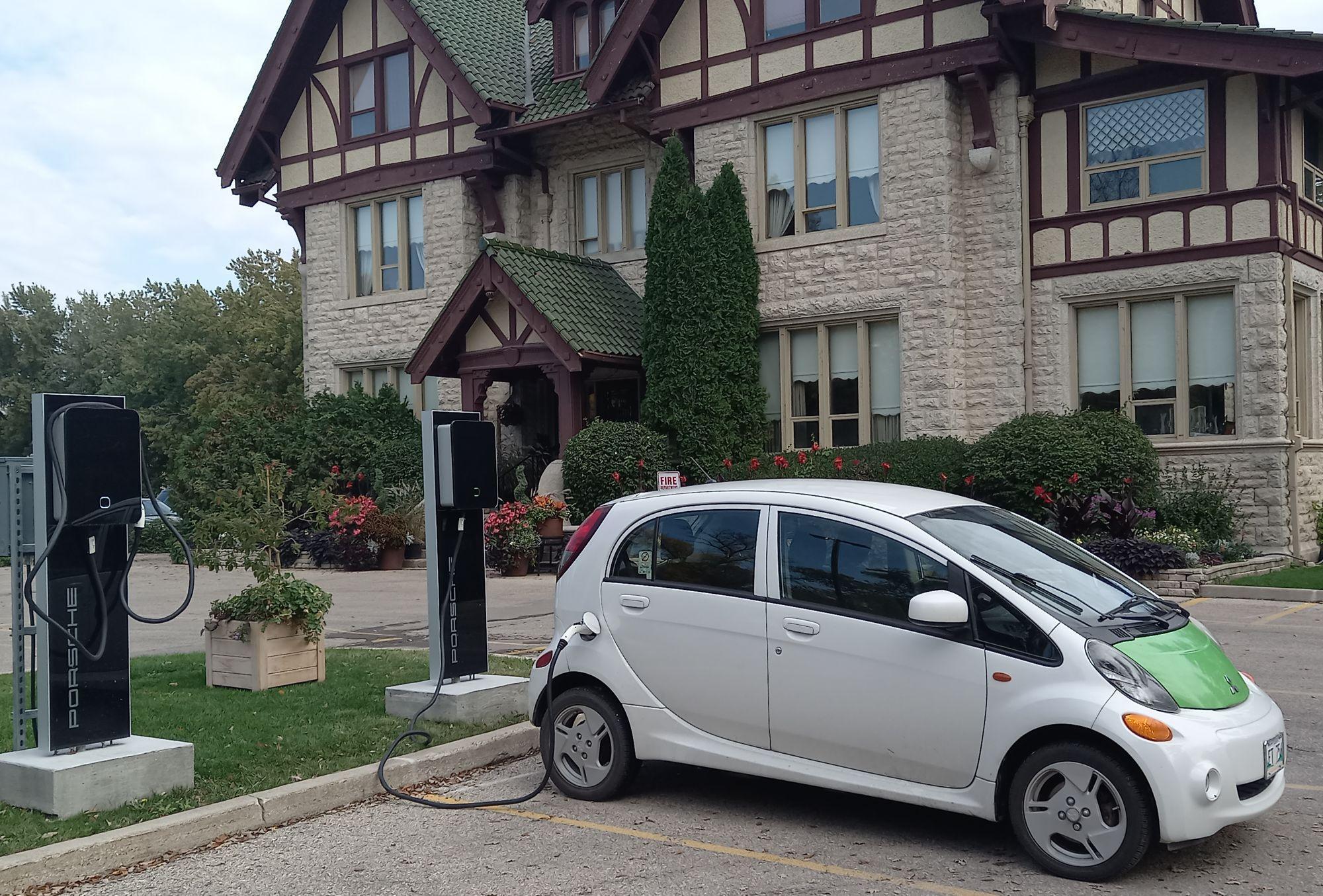 529 Wellington | Winnipeg, MB | EV Station