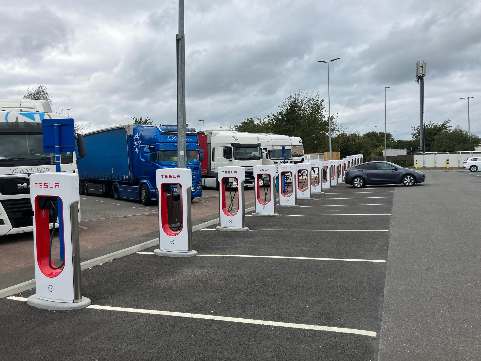 Thurrock Services M25 (2) | 31135 Arterial Rd West Thurrock, Grays RM16 ...