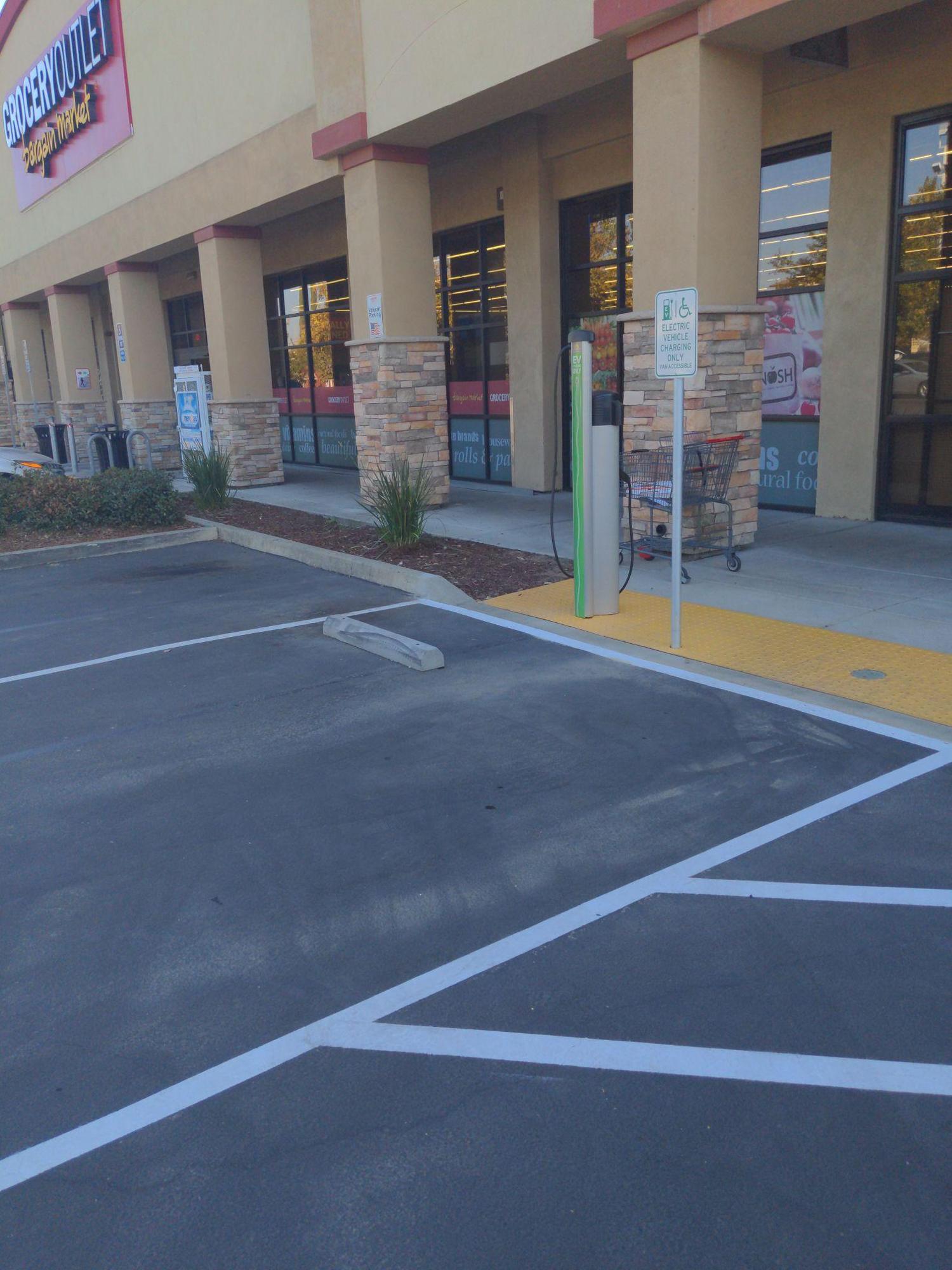 Grocery Outlet | Turlock, CA | EV Station