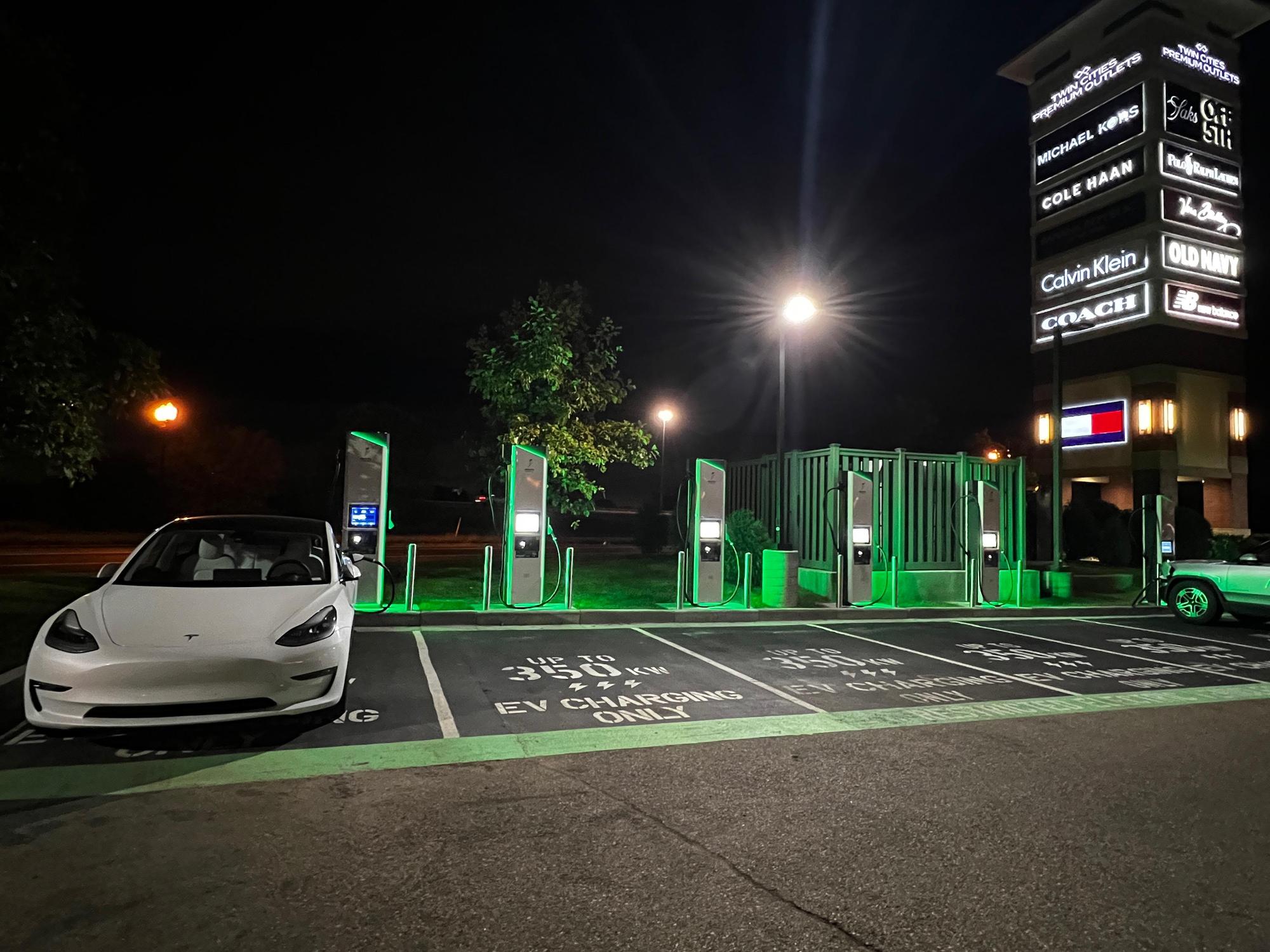 Twin Cities Premium Outlets (1) | Eagan, MN | EV Station