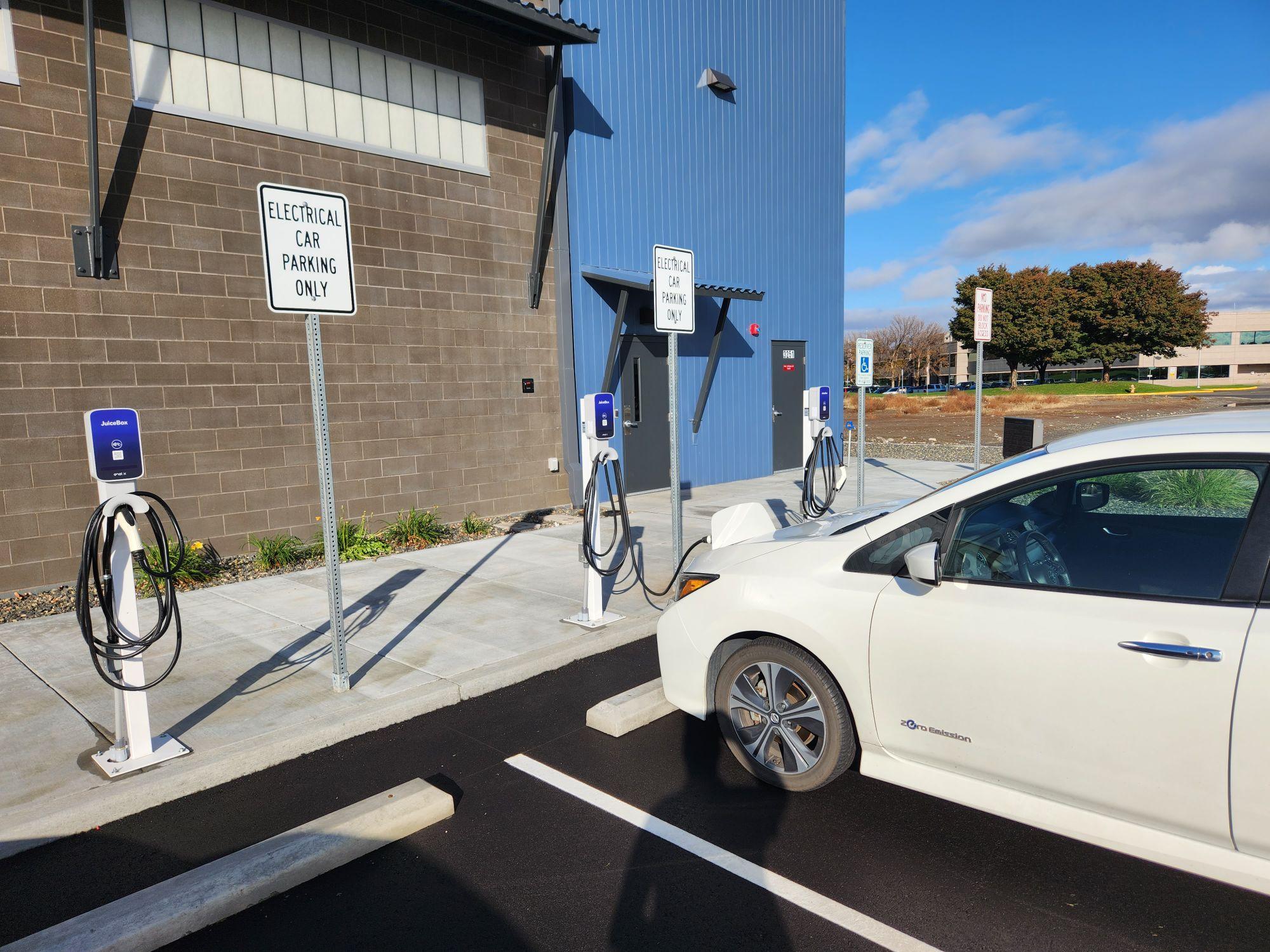 Hanford Library | Richland, WA | EV Station