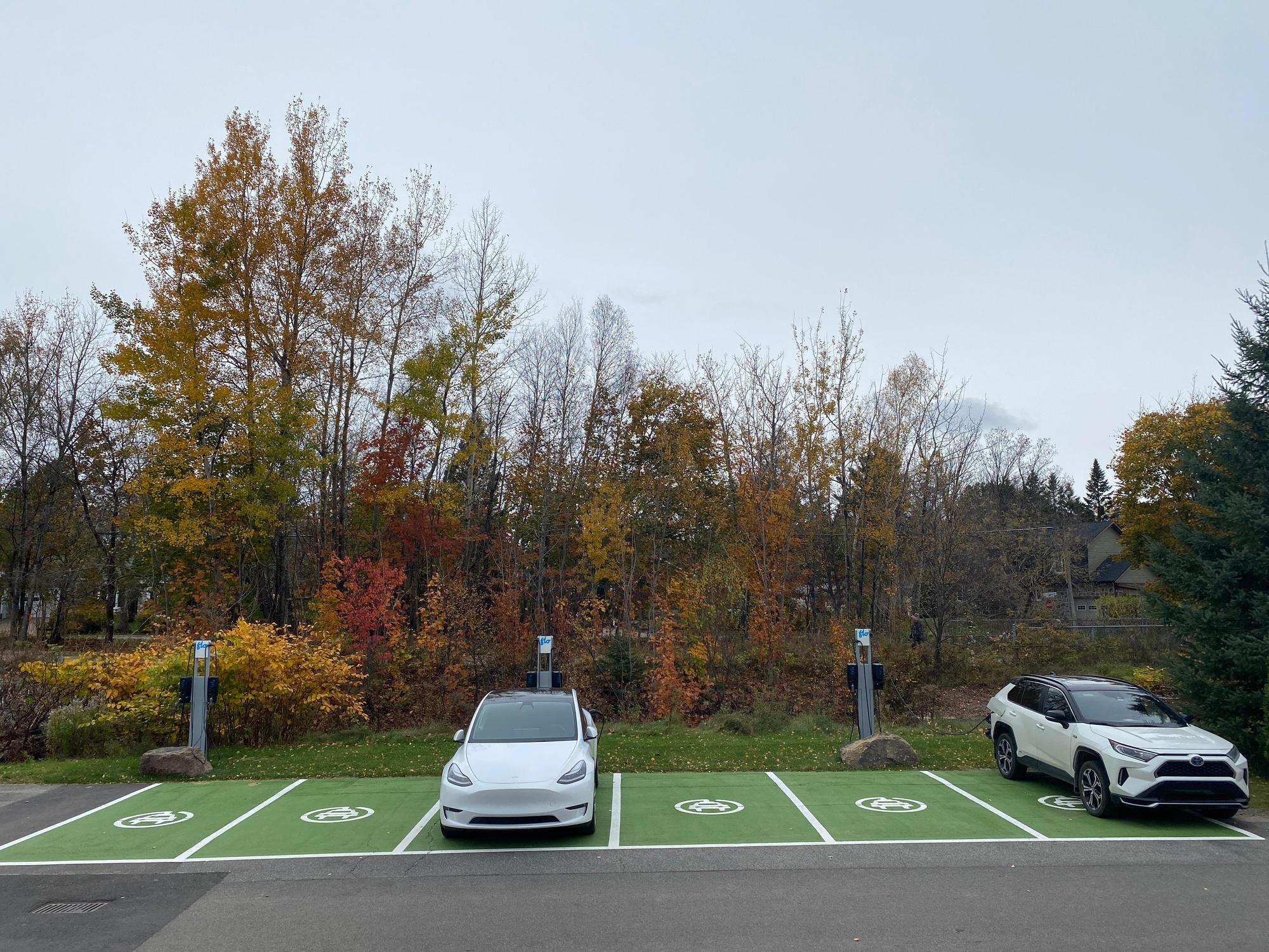 Hôtel-Musée Premières Nations de Wendake | Wendake, QC | EV Station