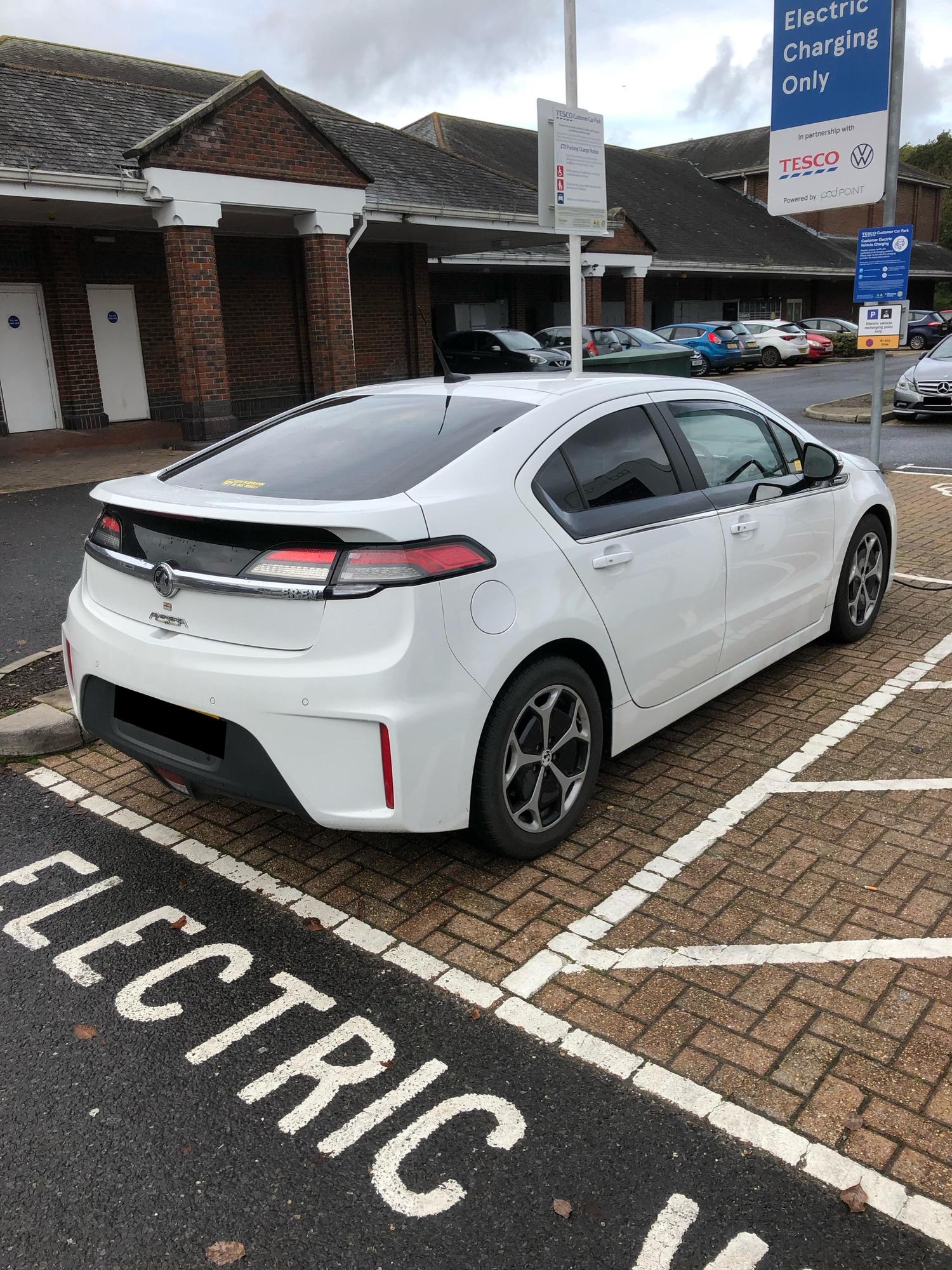 Tesco Superstore Guildford | Ashenden Rd, Guildford, GU2 7UN, United ...