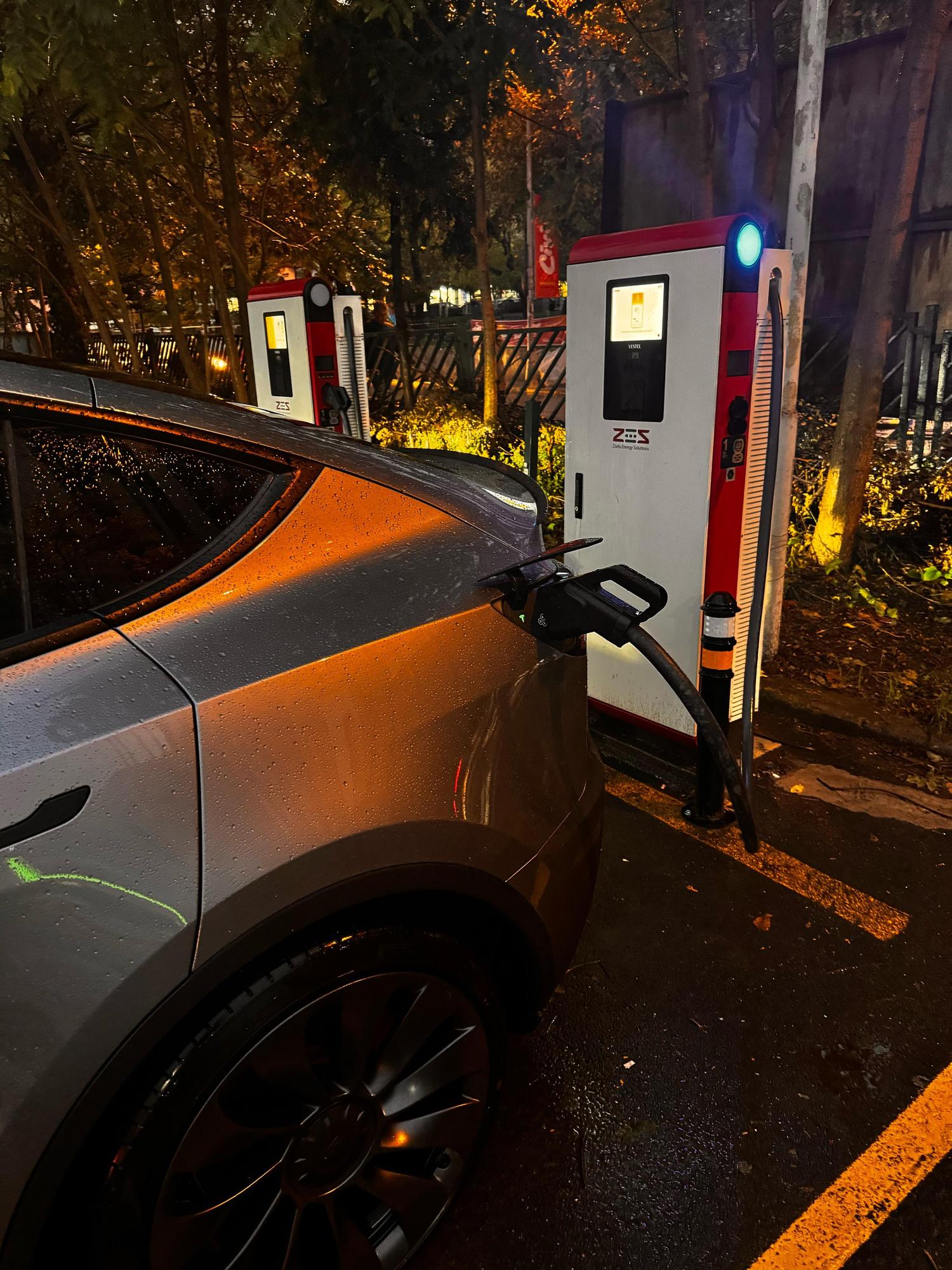 ZES- Merter 3M Migros | E-5 Merter Yolu sapağı | EV Station