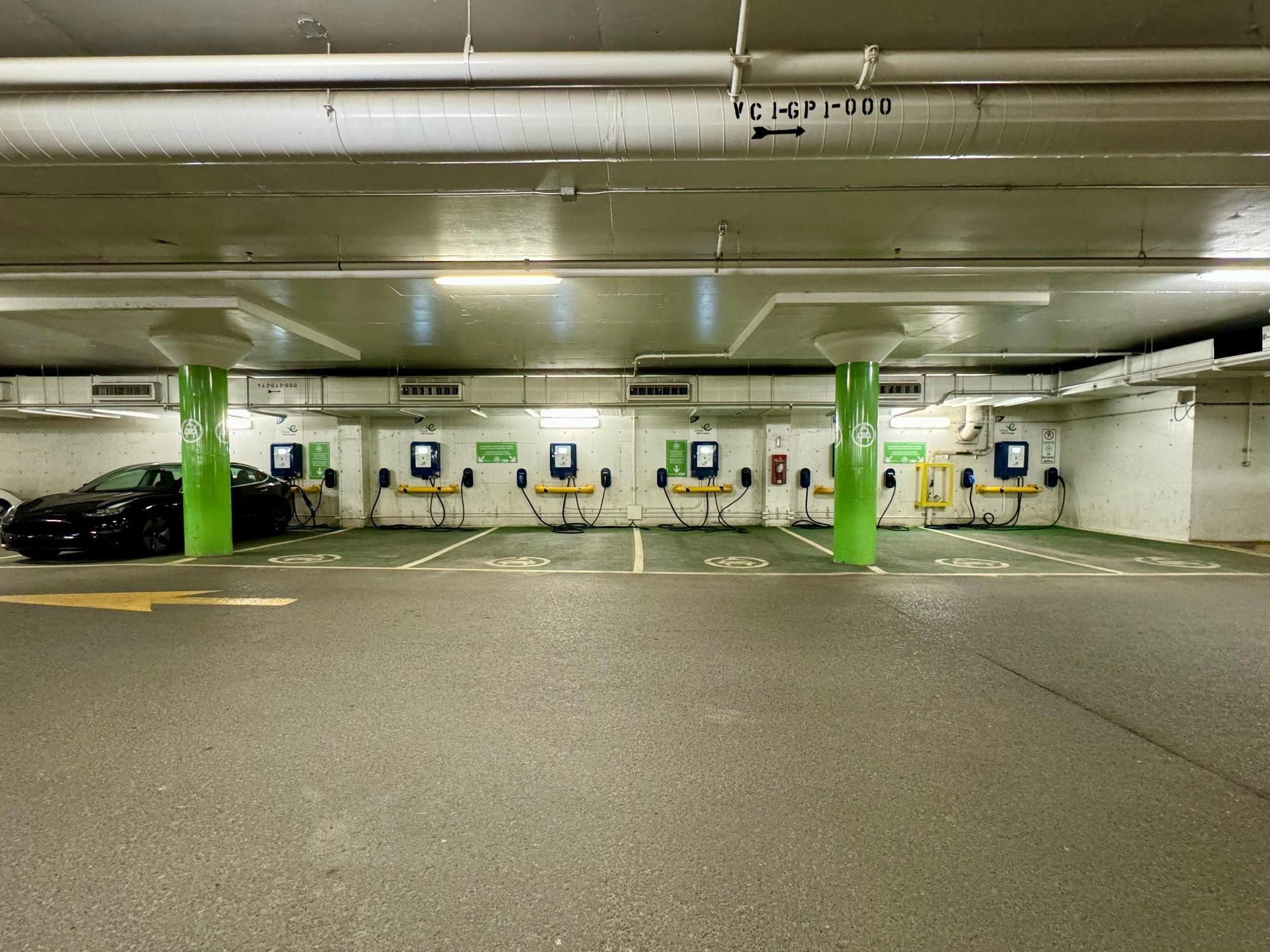 Place Viau | Montréal, QC | EV Station