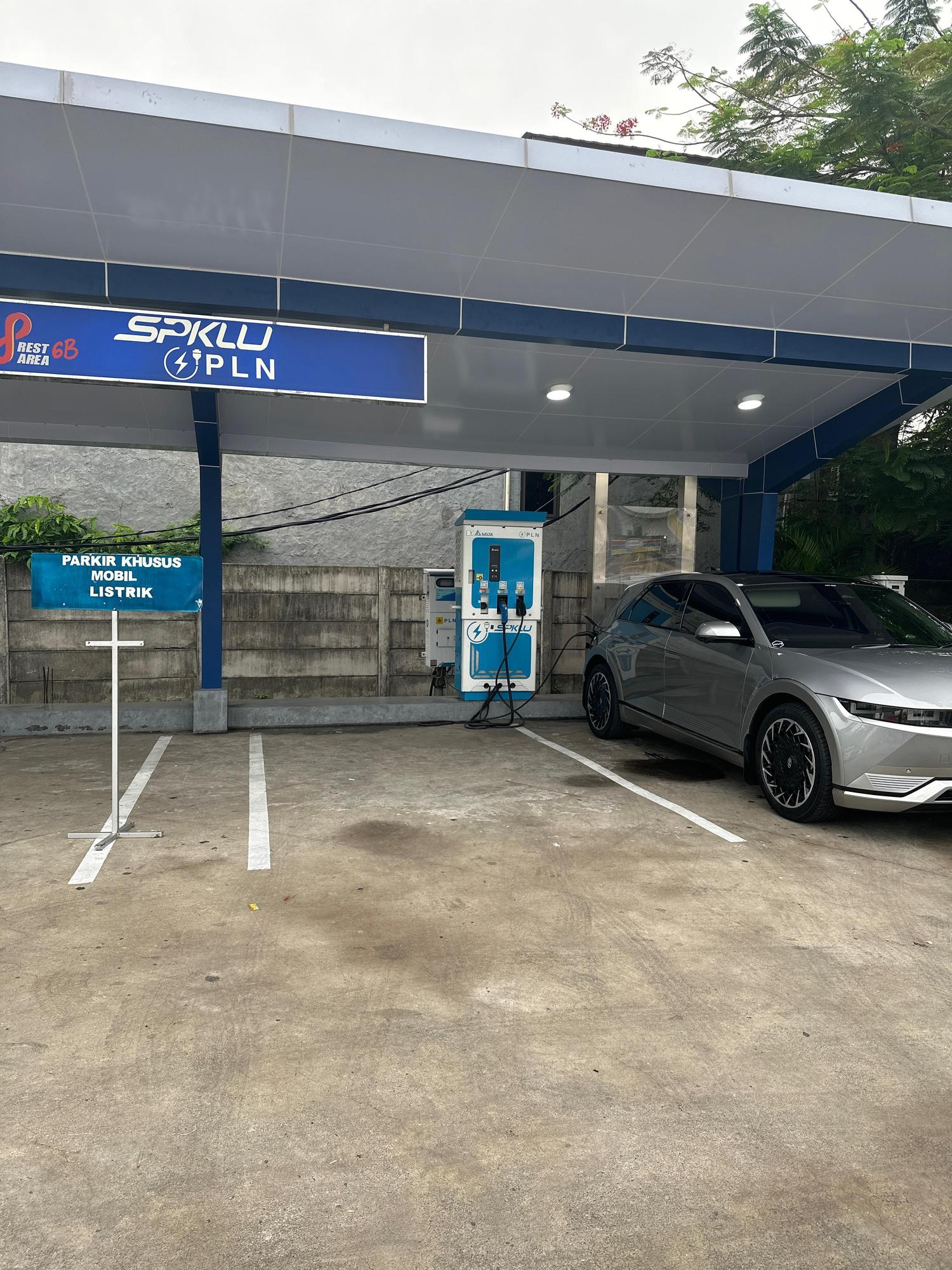 SPKLU Rest Area KM 6 Jakarta-Cikampek | Jalan Tol Jakarta - Bekasi ...