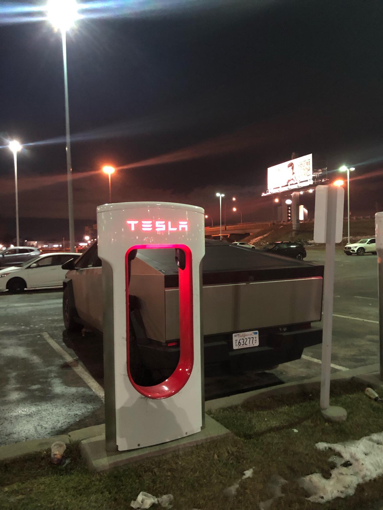 CF Carrefour Laval - Simons | Laval, QC | EV Station