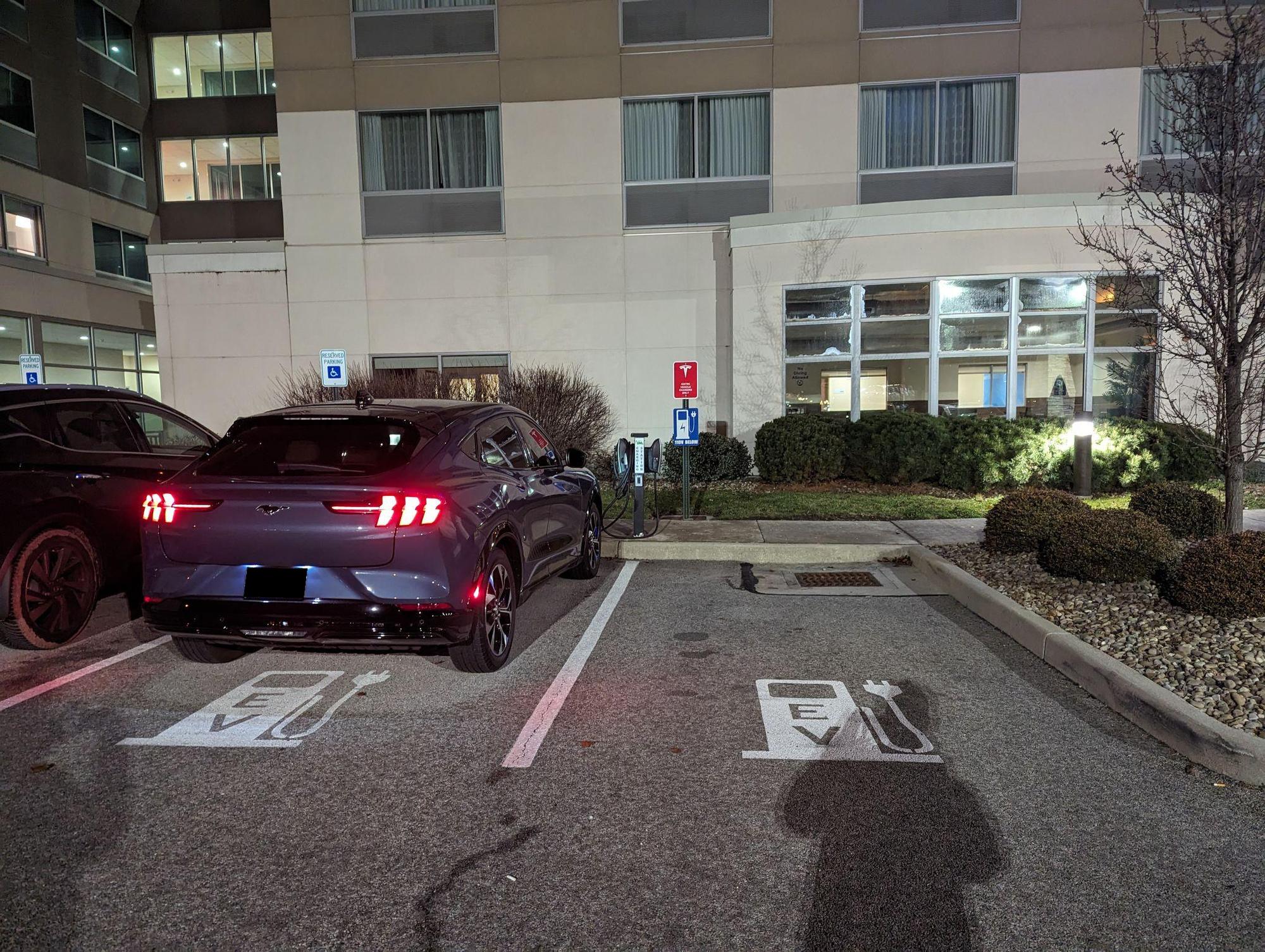 Holiday Inn Express & Suites Sandusky | Sandusky, OH | EV Station