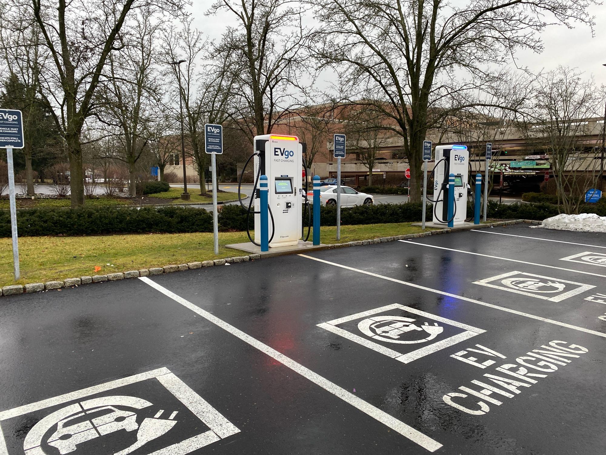 The Mall at Short Hills - Crate & Barrel | Millburn, NJ | EV Station