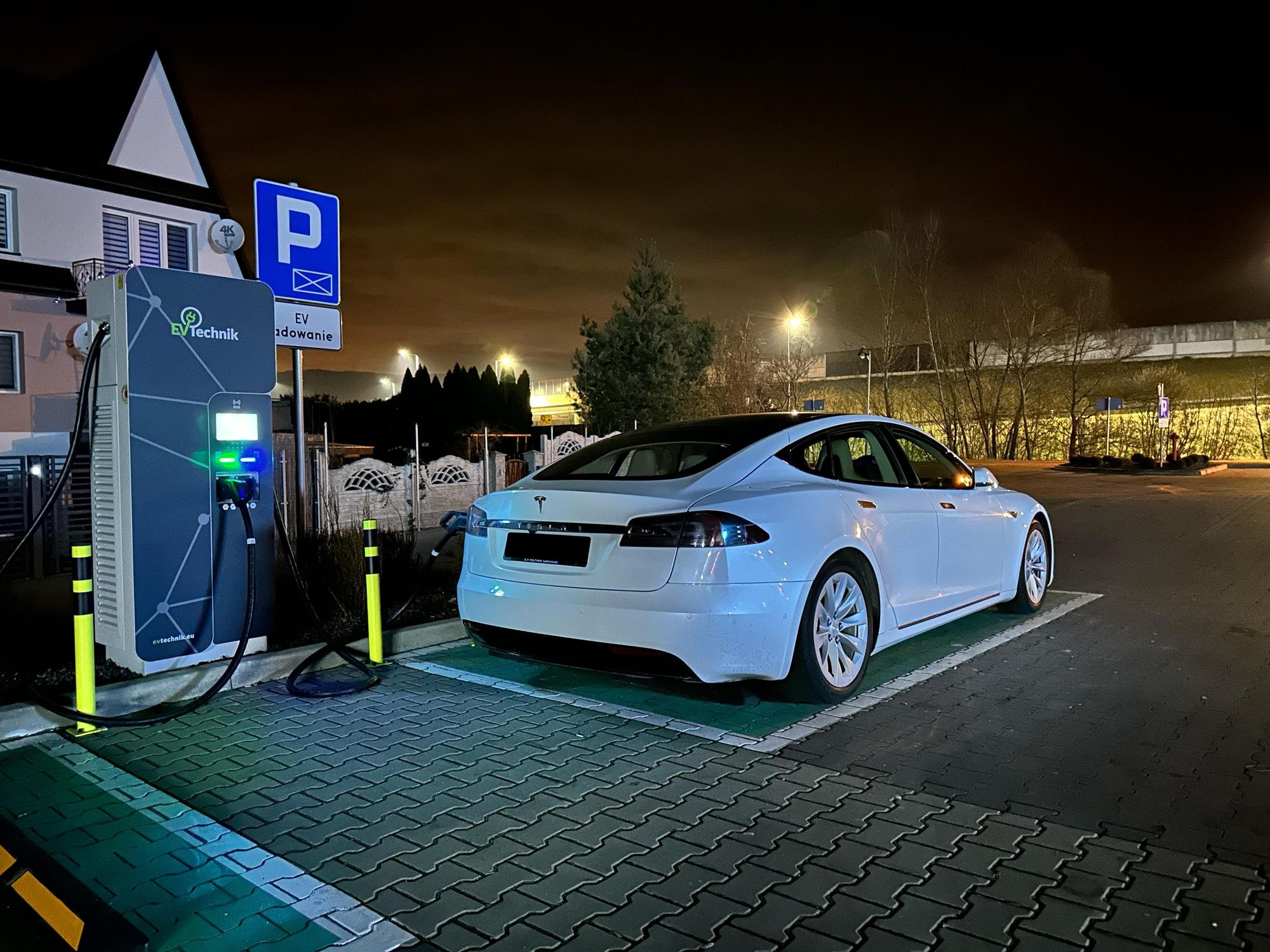 Galeria Czarny Lew | Pcim, Województwo małopolskie | EV Station