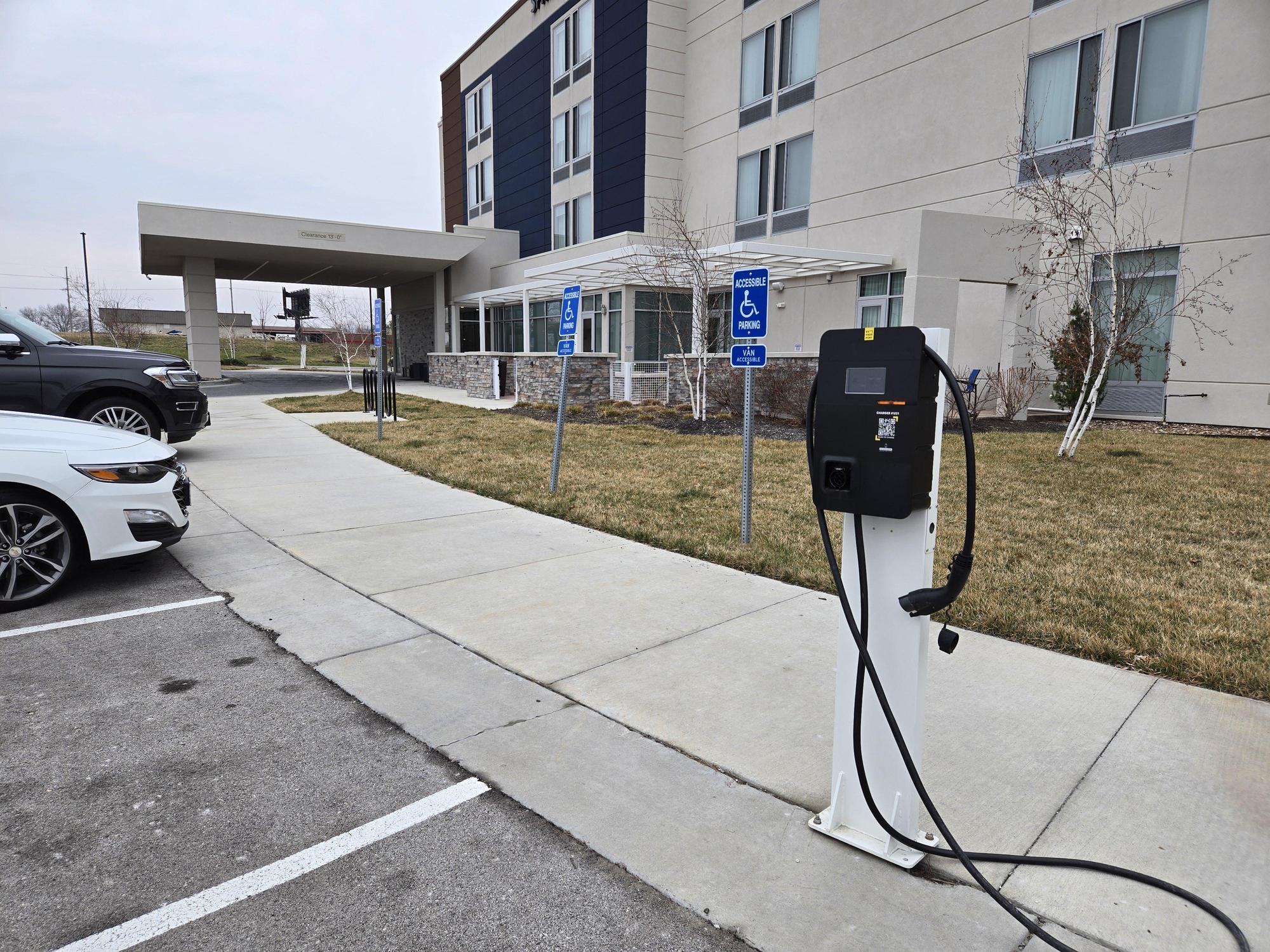 SpringHill Suites by Marriott Kansas City Airport | KCMO, MO | EV Station