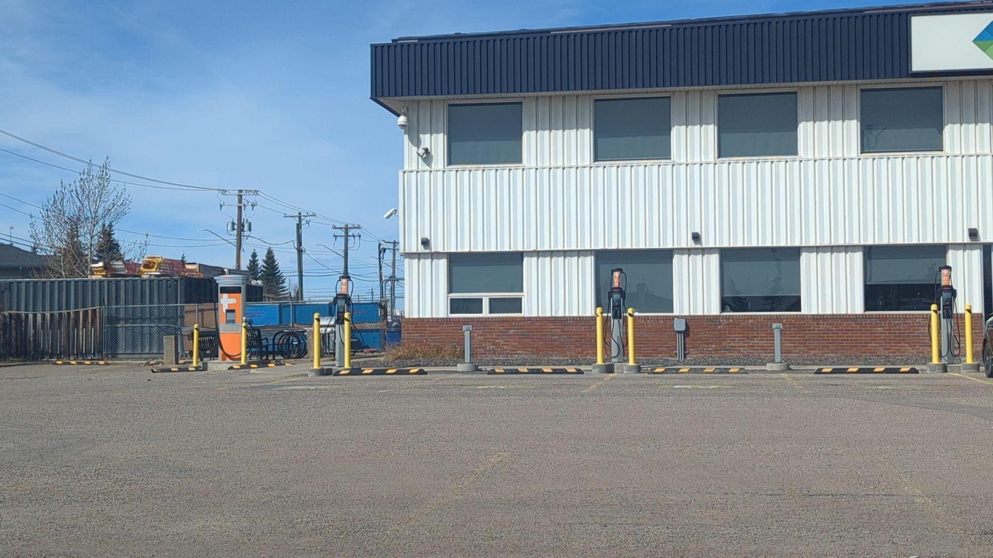 Modern Niagara Calgary | Calgary, AB | EV Station
