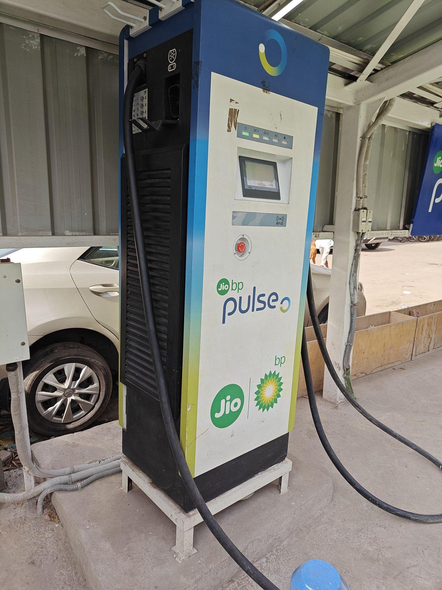 DMRC Azadpur Metro Parking Jio-bp Pulse | Delhi, DL | EV Station