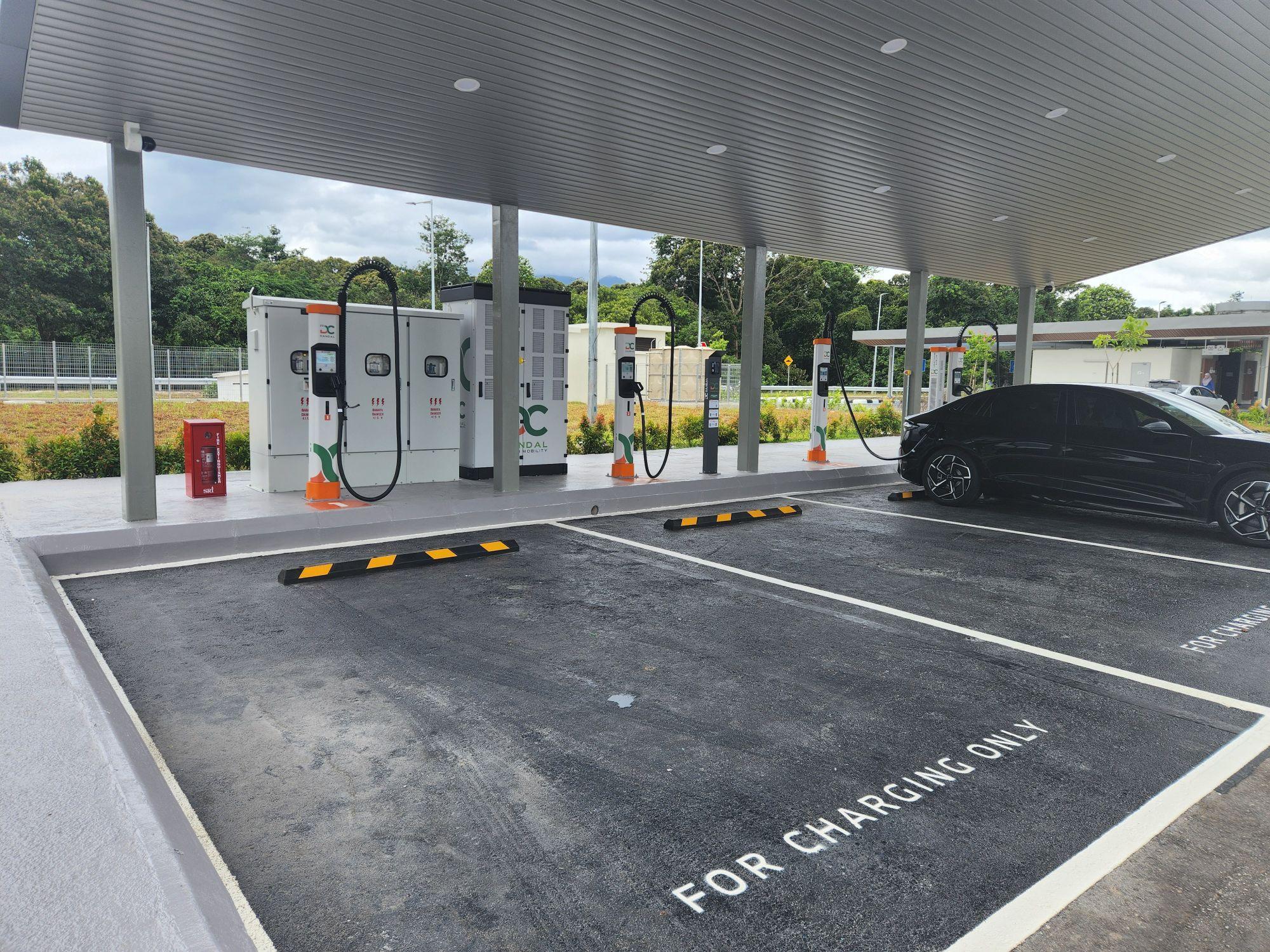 WCE E32 Taiping Selatan Toll Plaza SB by DC Handal [400 kW | 4 DCs ...