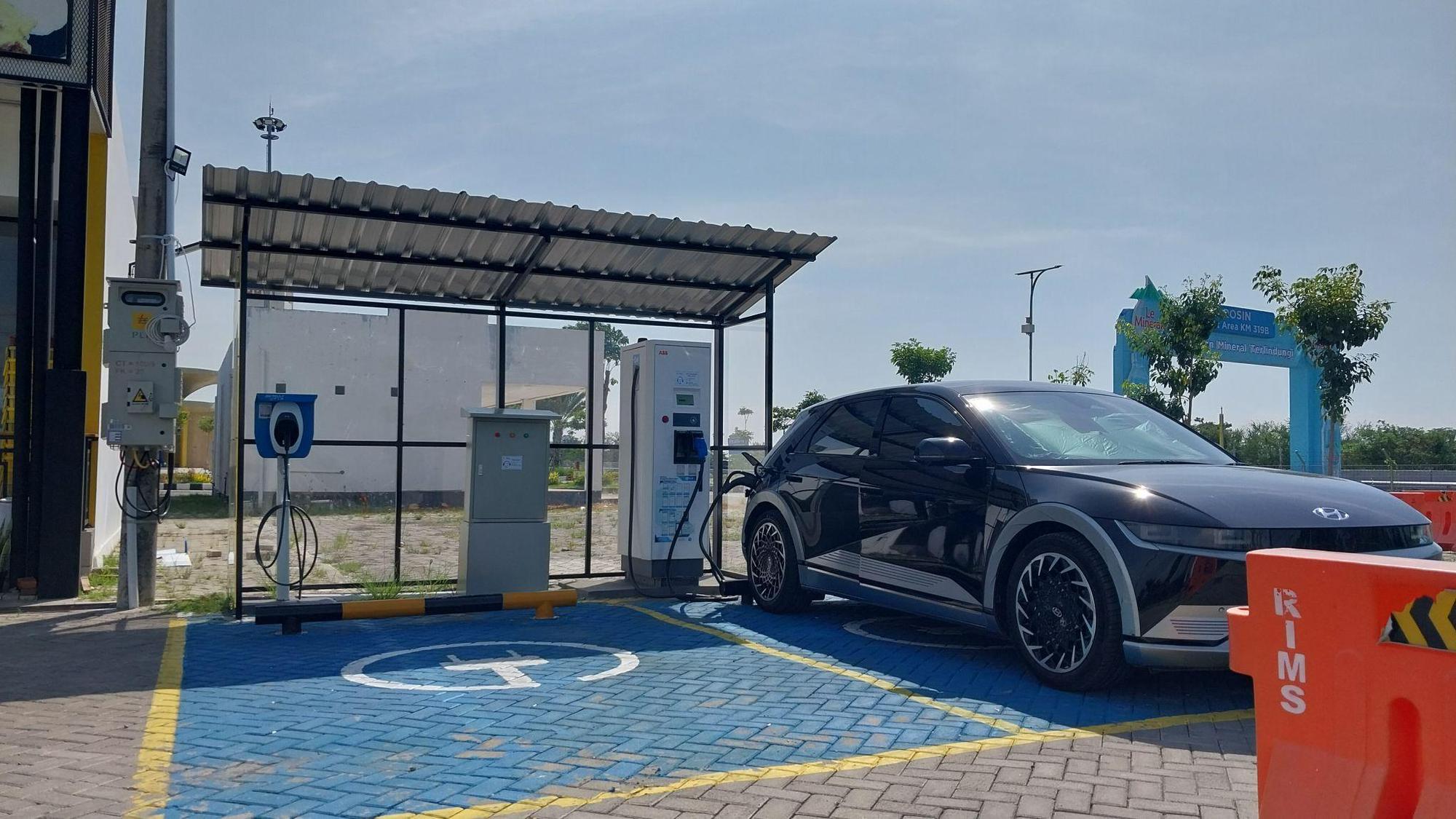 SPKLU Rest Area KM 319 B Tol Batang - Semarang | 3FGW+22, Area Sawah, Ampelgading, Kec ...