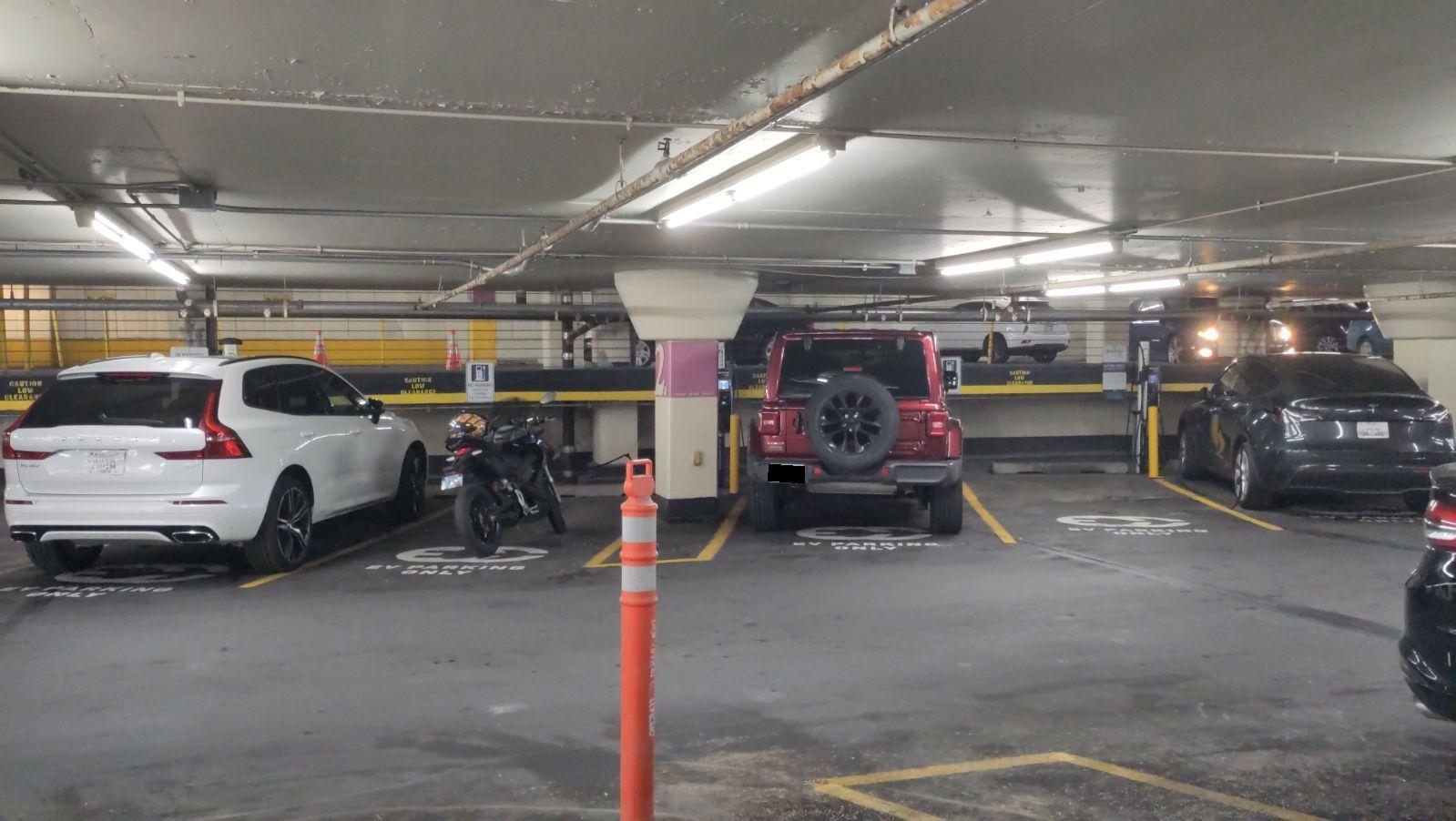 Crown Center Mall (1) | KCMO, MO | EV Station